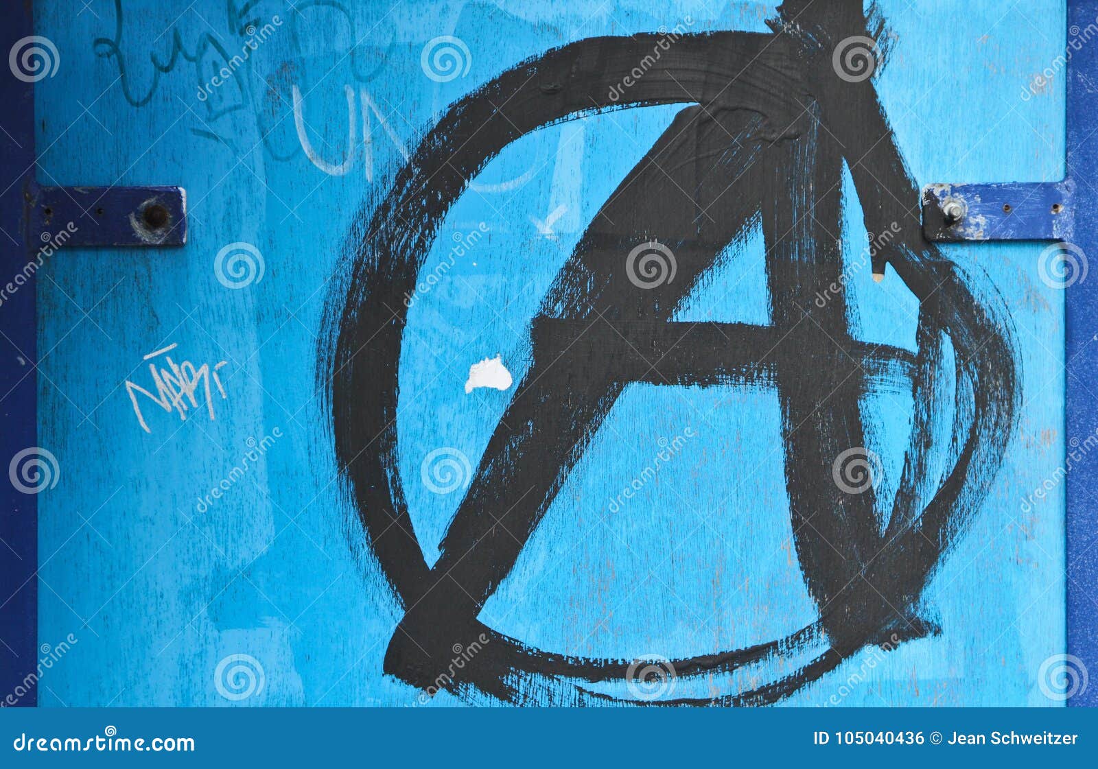 Graffiti Op Een Blauwe Muur Stock Foto - Image of blauw, graffiti: 105040436
