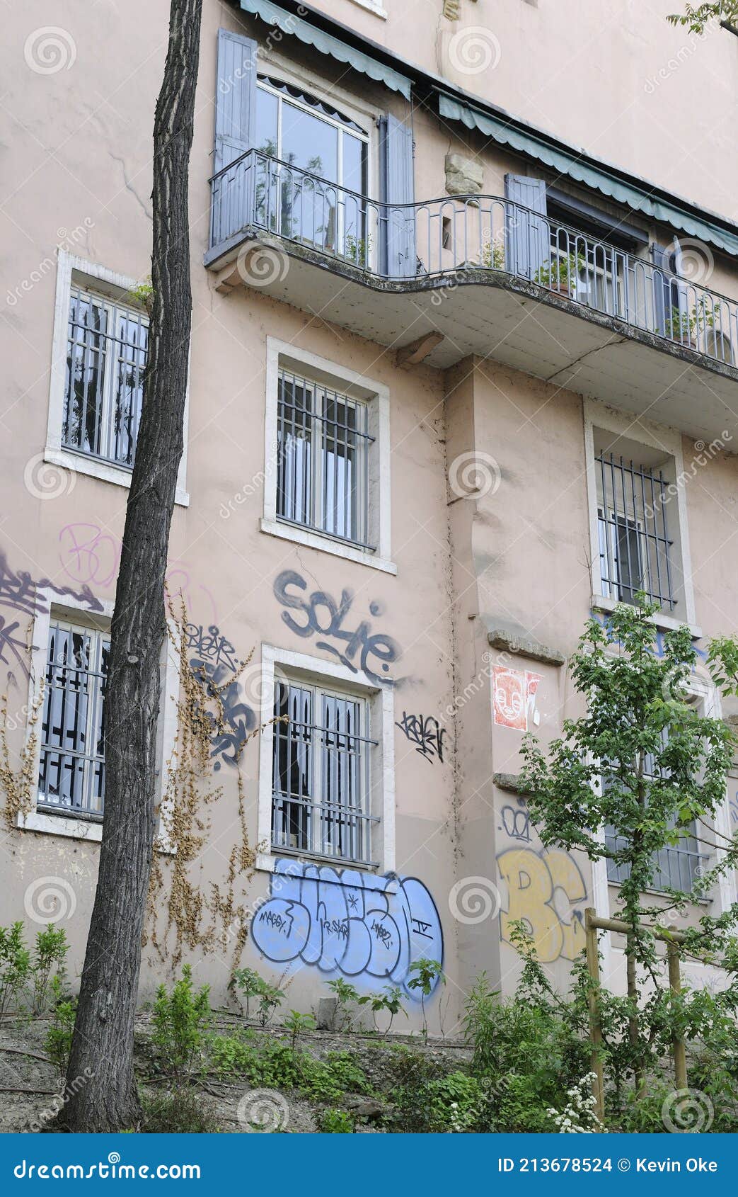 Graffiti on the Side of an Apartment Building Editorial Stock Image ...