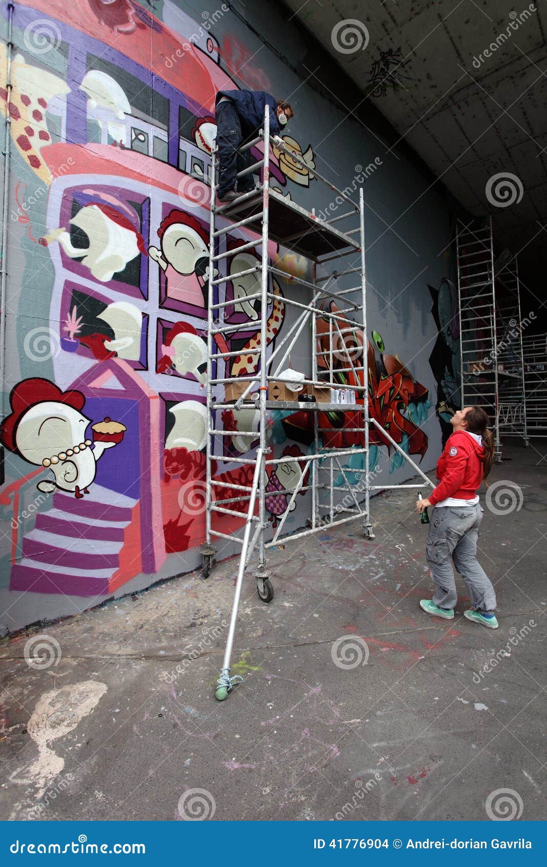 Graffiti Team Work editorial stock image. Image of paint - 41776904