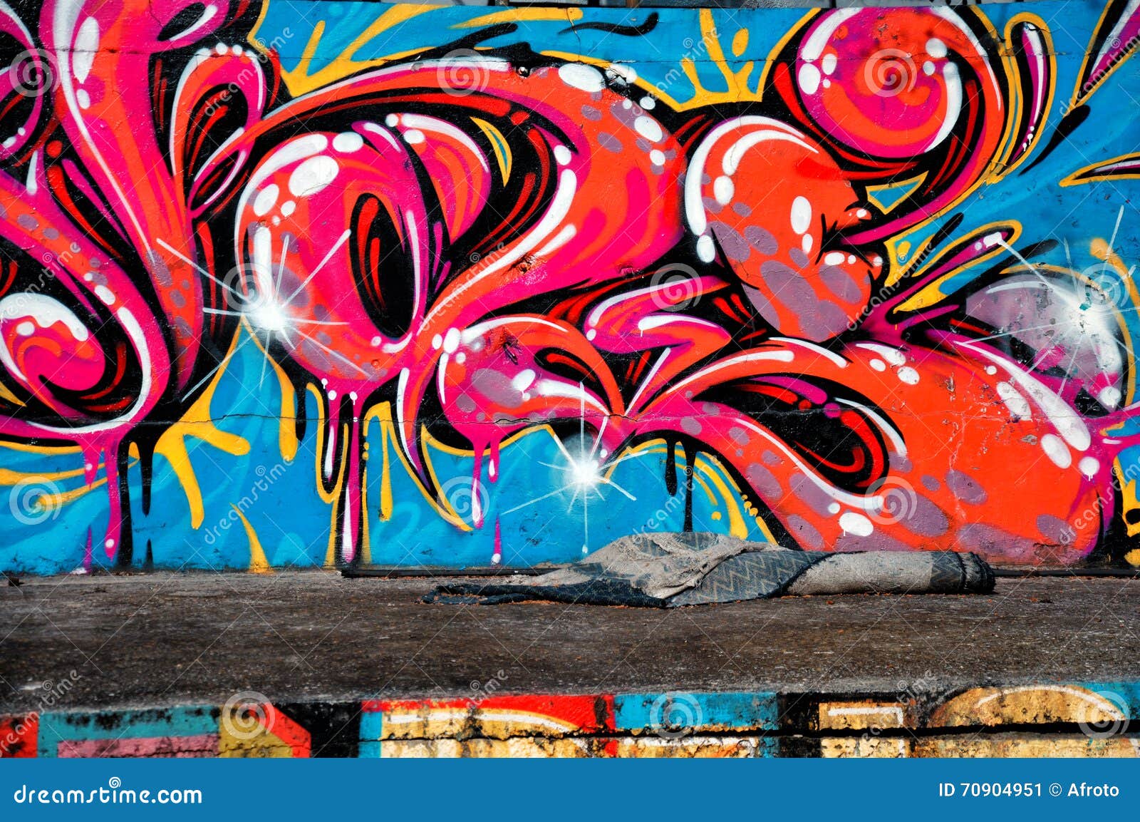 Graffiti wall editorial photo. Image of decorative, colors - 70904951