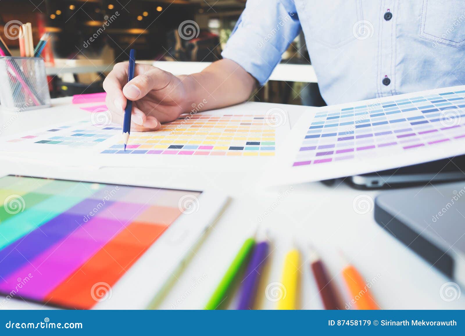 Grafikdesigner Bei Der Arbeit Farbmusterproben Stockbild - Bild von ...