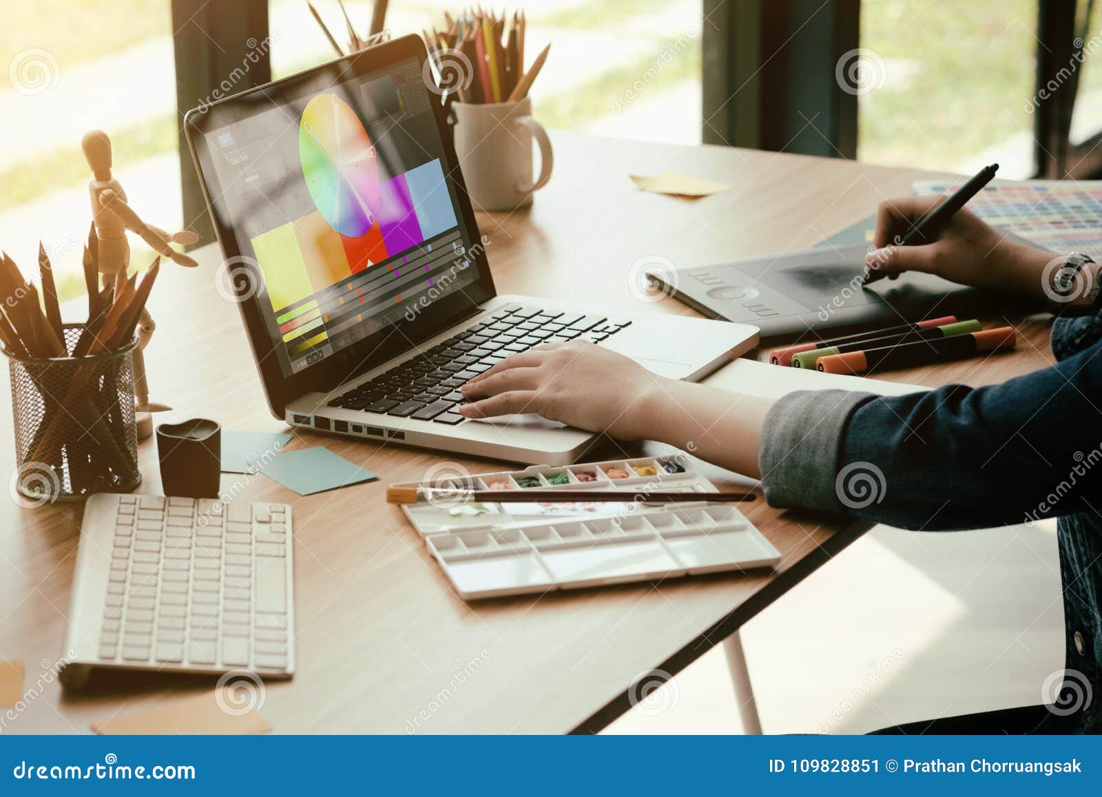 Grafisch Ontwerp Die Met Creatieve Computer Werken, Het Werk Van De ...