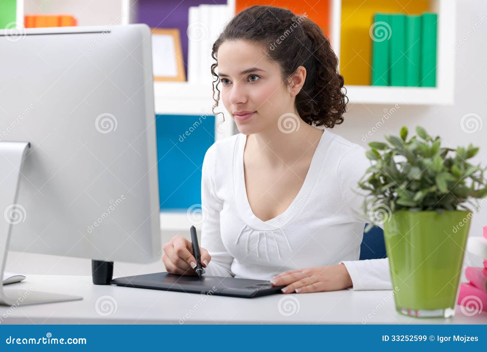 Grafische ontwerper stock afbeelding. Image of zakenvrouw - 33252599