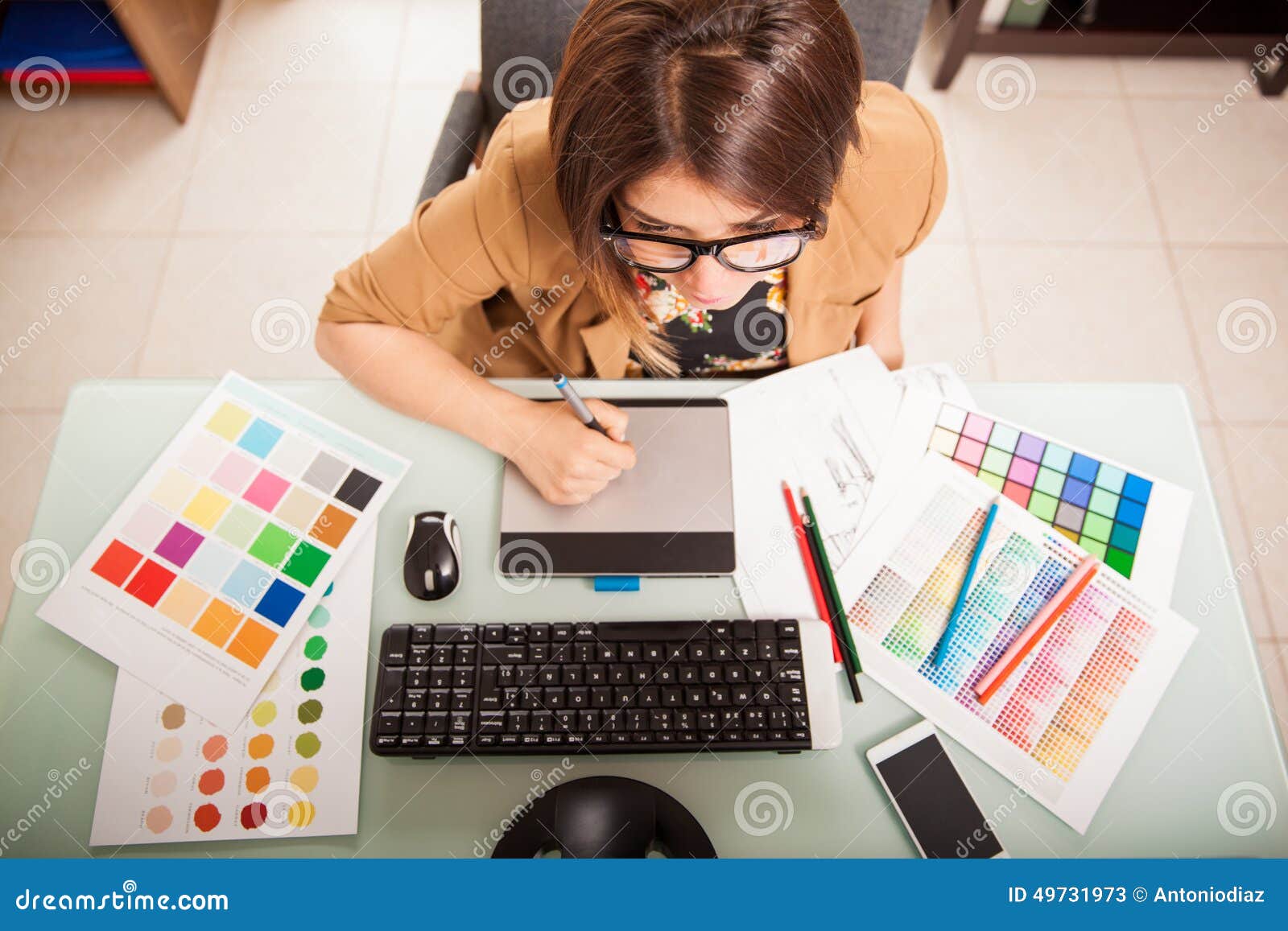 Grafische Ontwerper in Haar Bureau Stock Afbeelding - Image of leuk ...