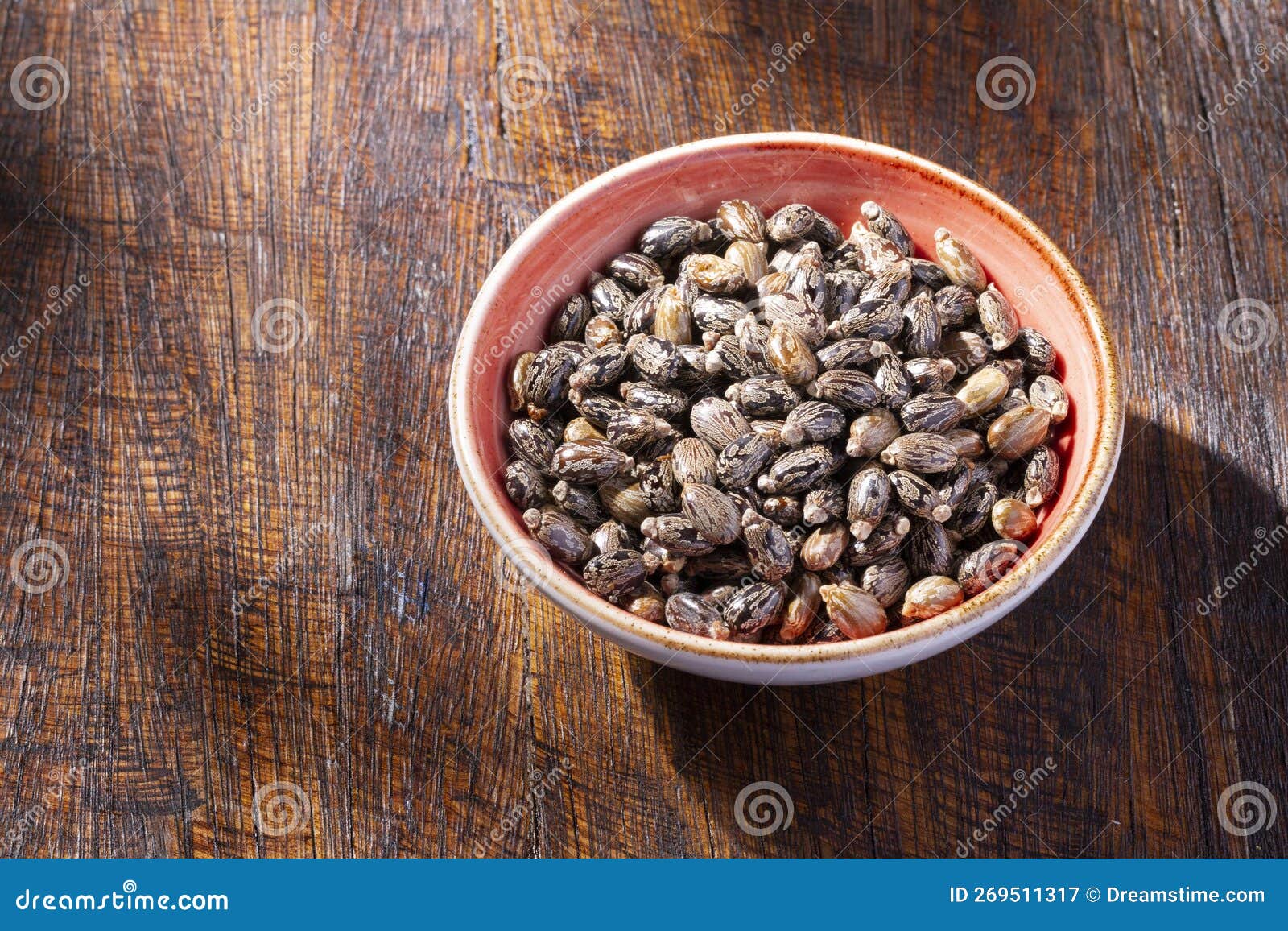 Grain De Ricin Et Huile Sur La Table Fermer Image Image stock - Image ...