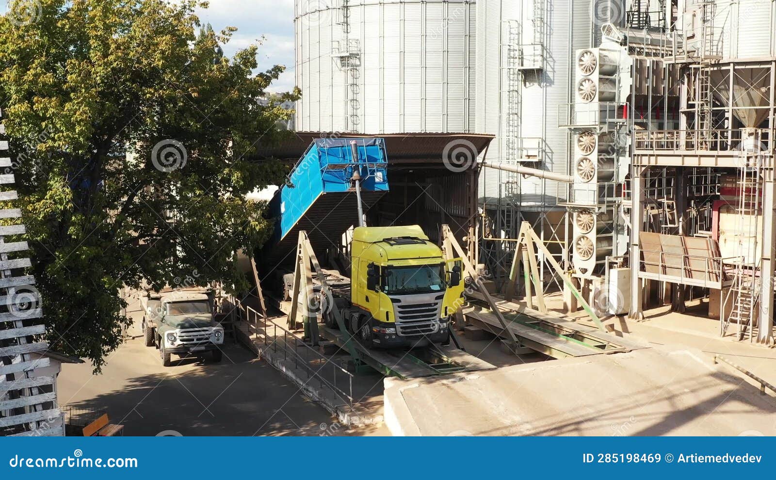 Grain Dump Truck or Lorry Unloading on an Elevating Hydraulic Platform ...