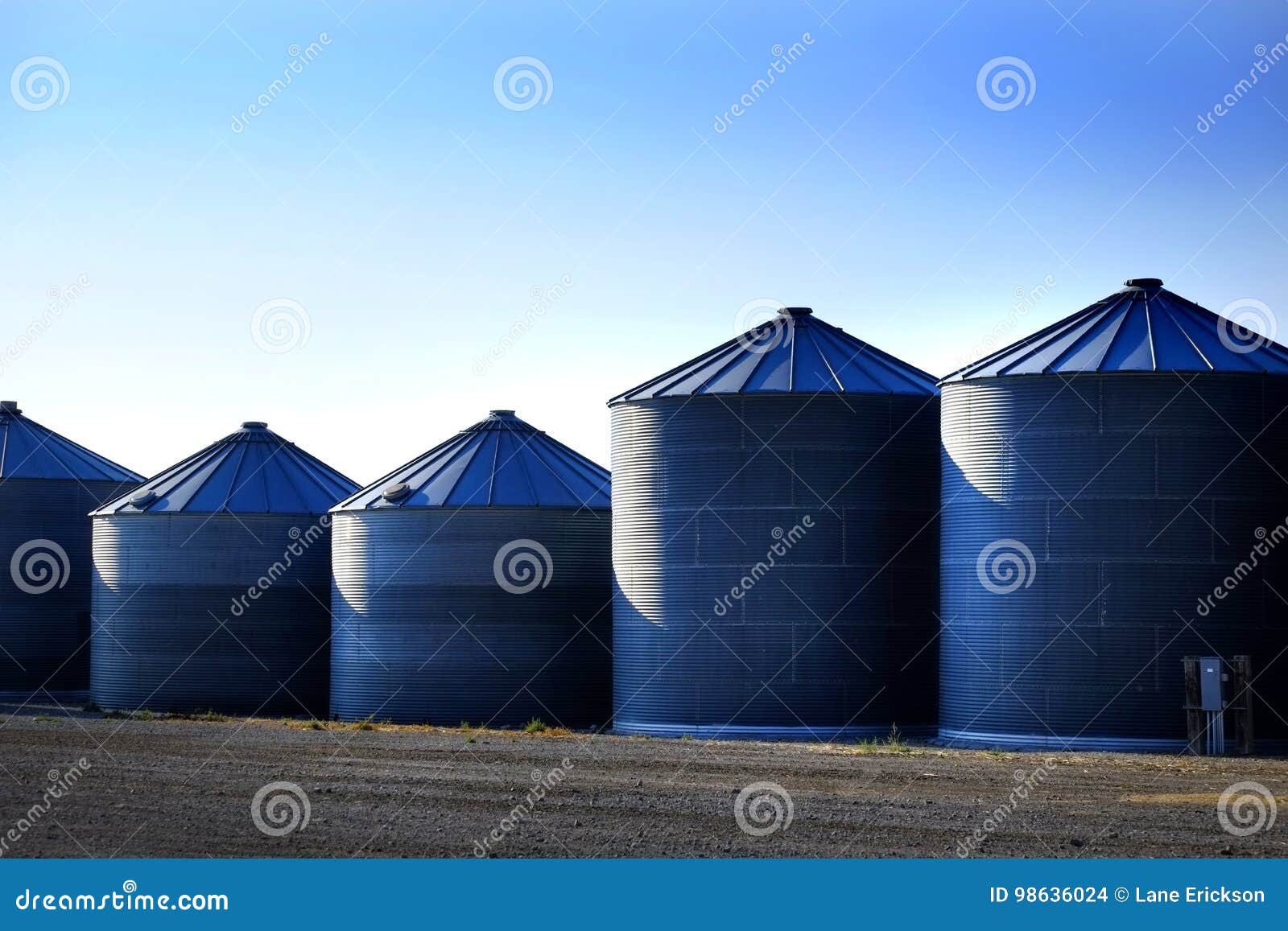 Blue silo farms - hilopalace