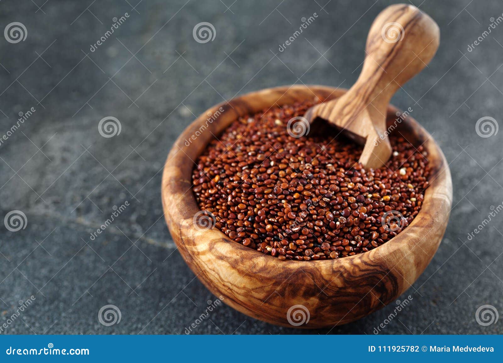 Graines De Quinoa Rouge Dans L'espace En Bois De Copie D'arc Photo ...