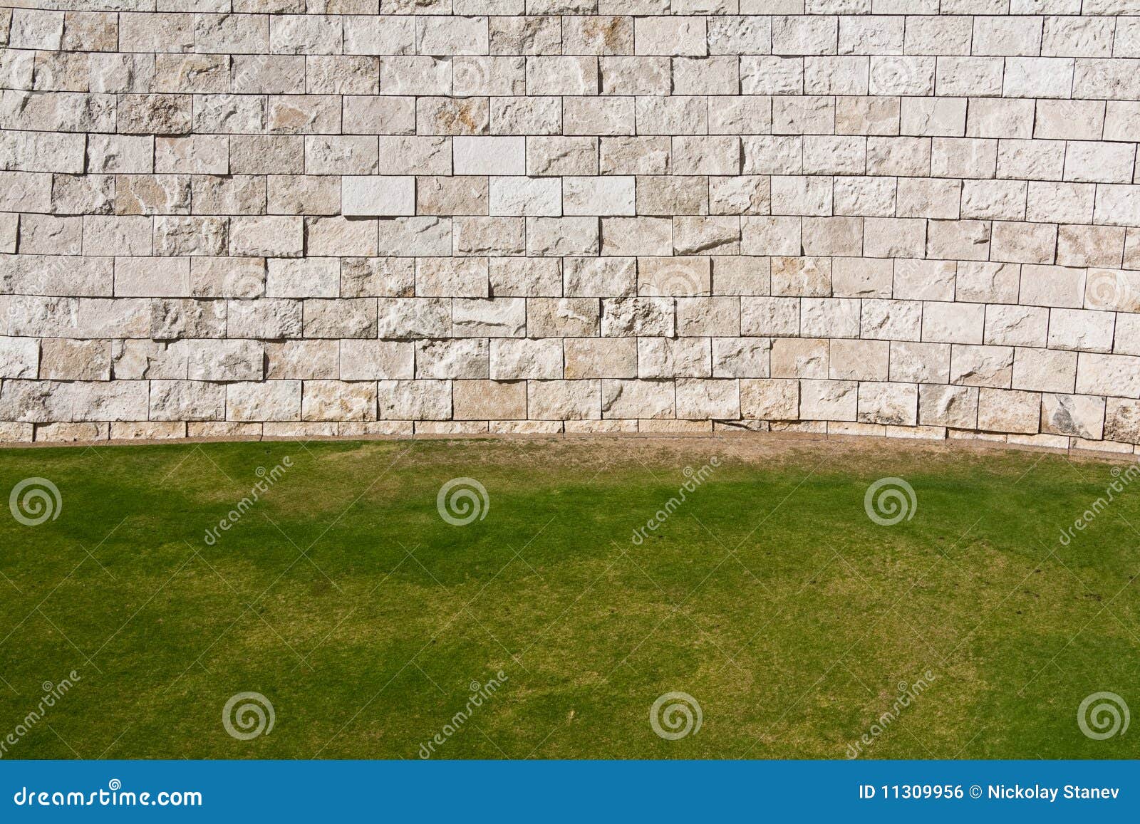 Gramado E Parede No Centro De Getty Foto de Stock - Imagem de jarda ...