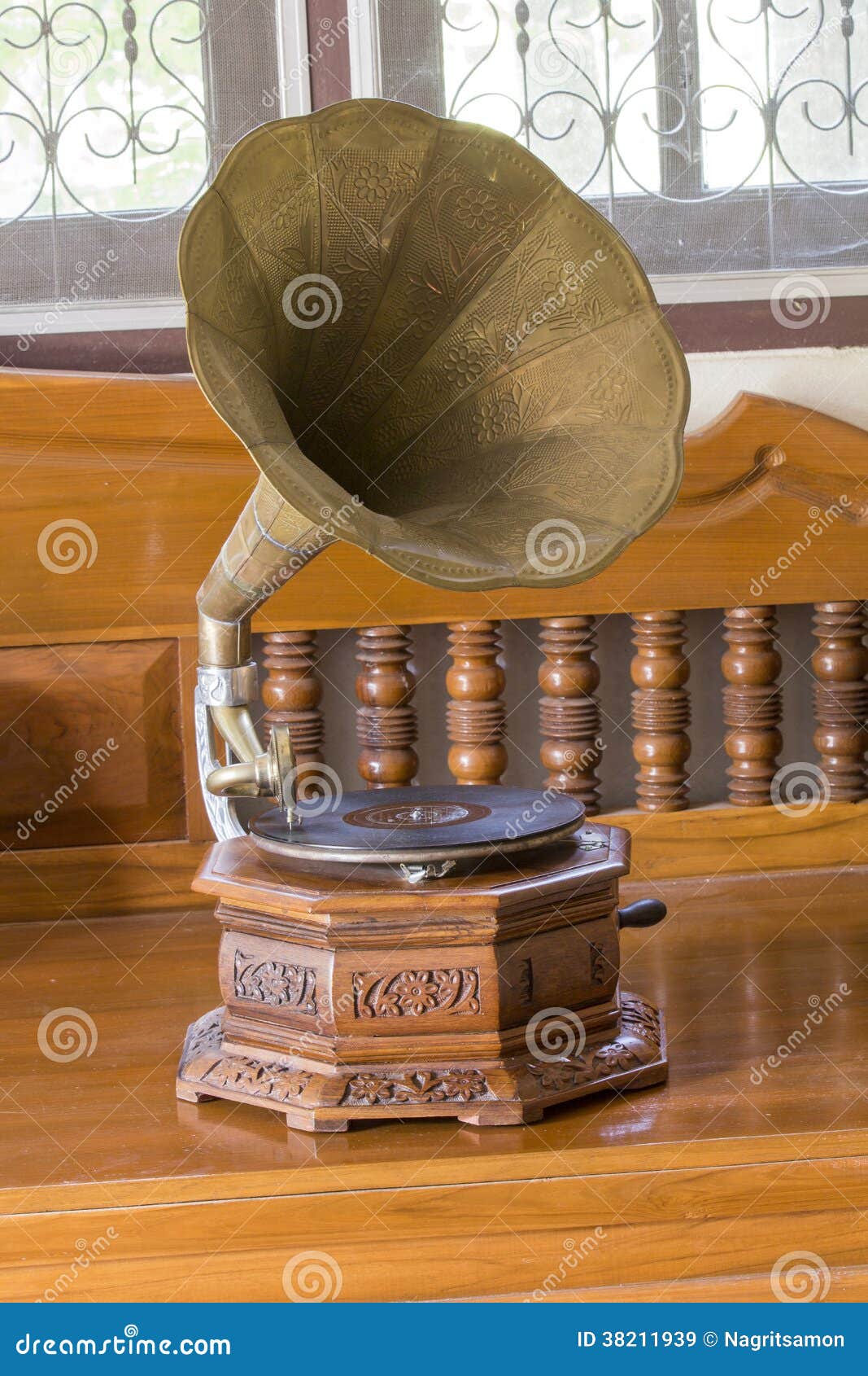 Gramofone antigo imagem de stock. Imagem de retro, tonto - 38211939