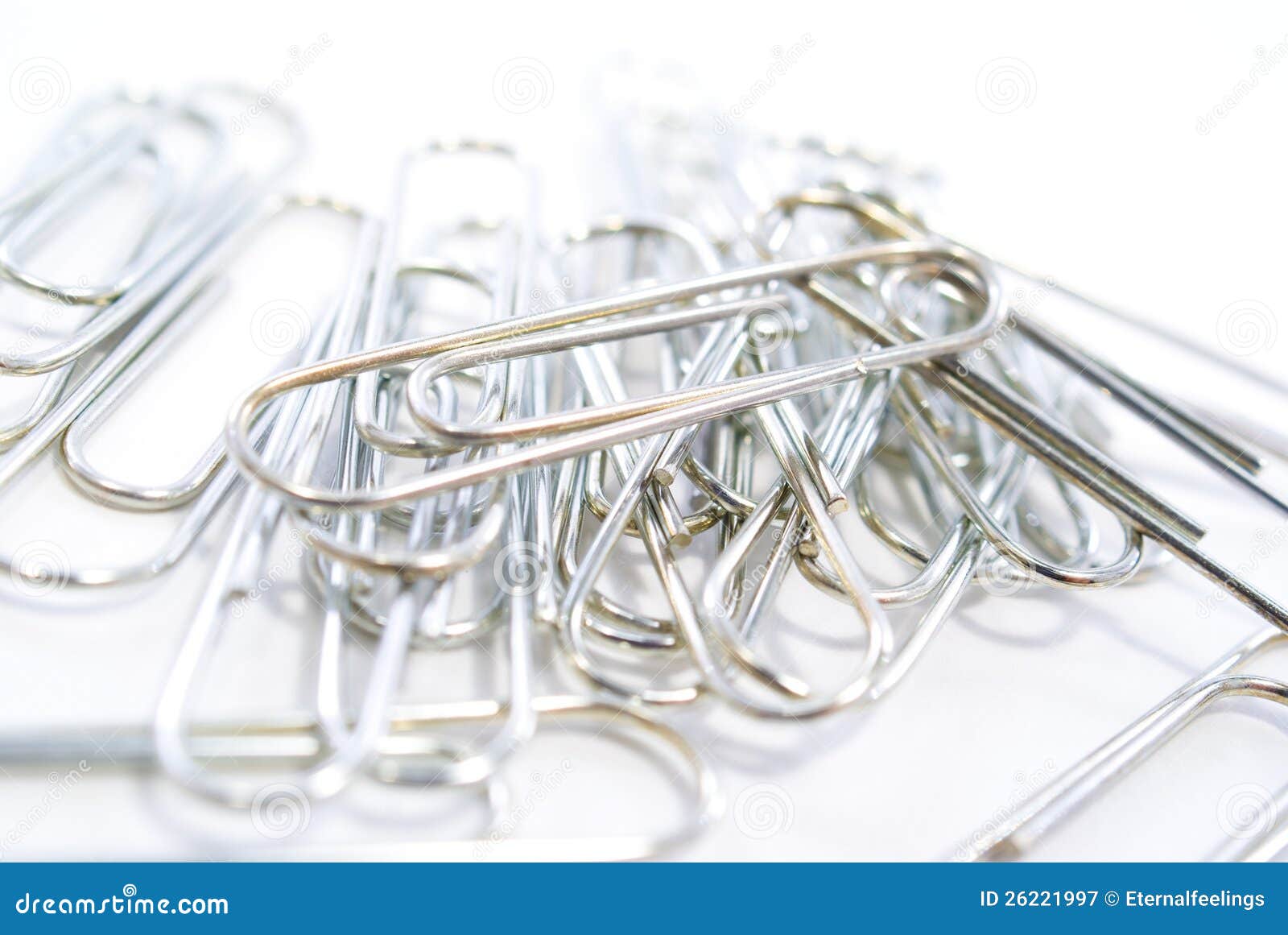 Grampos de papel imagem de stock. Imagem de papelaria - 26221997