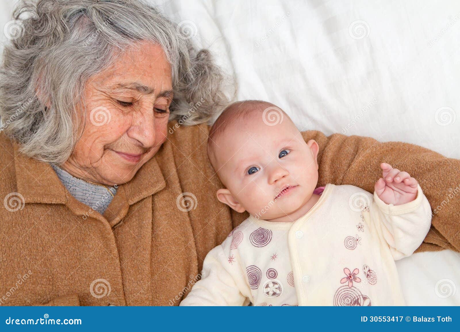 Gran Abuela Que Coloca Con El Bebé Imagen de archivo - Imagen de ...