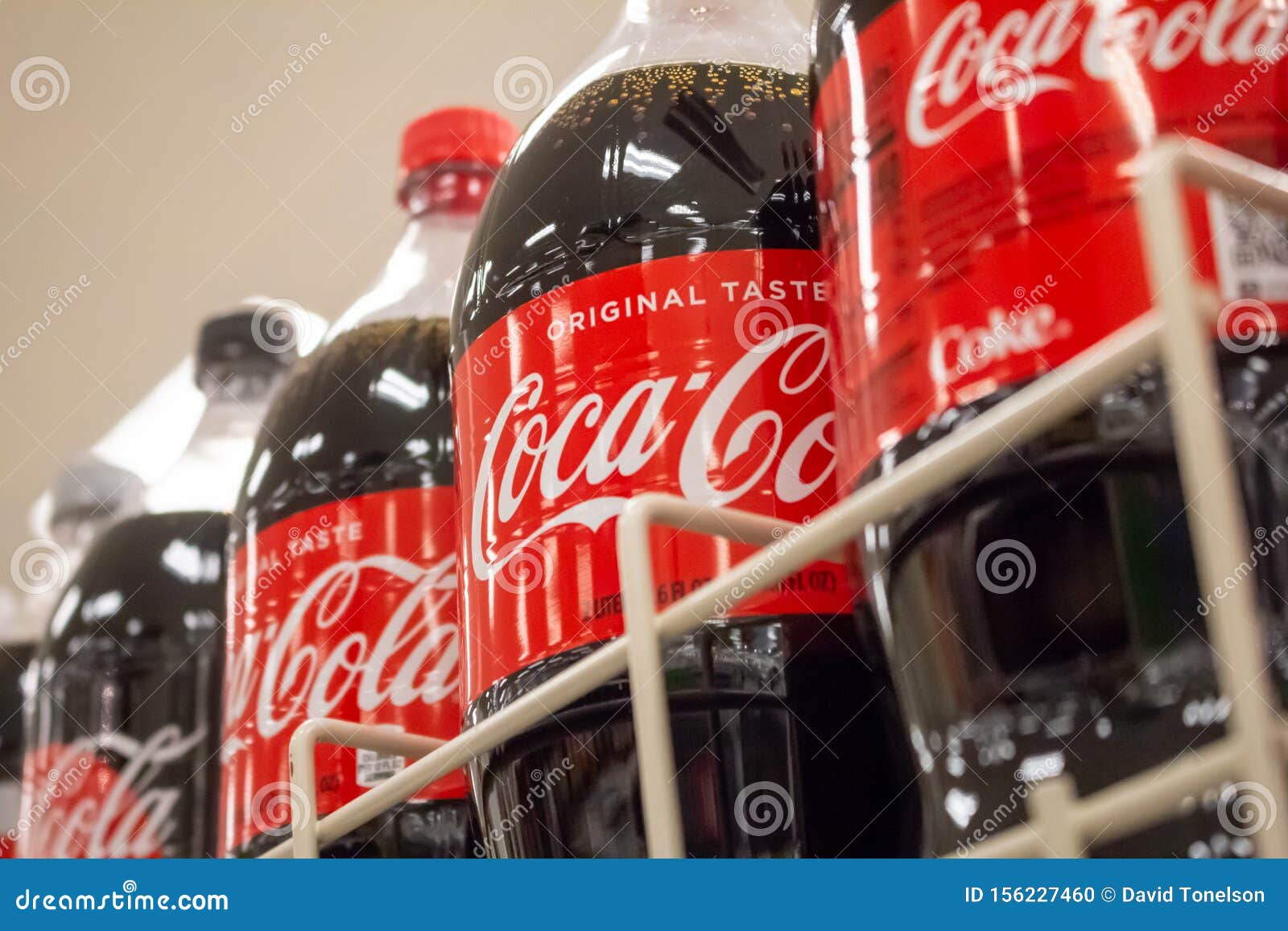 Gran Botella De Litros De Coca Cola Imagen editorial - Imagen de ...