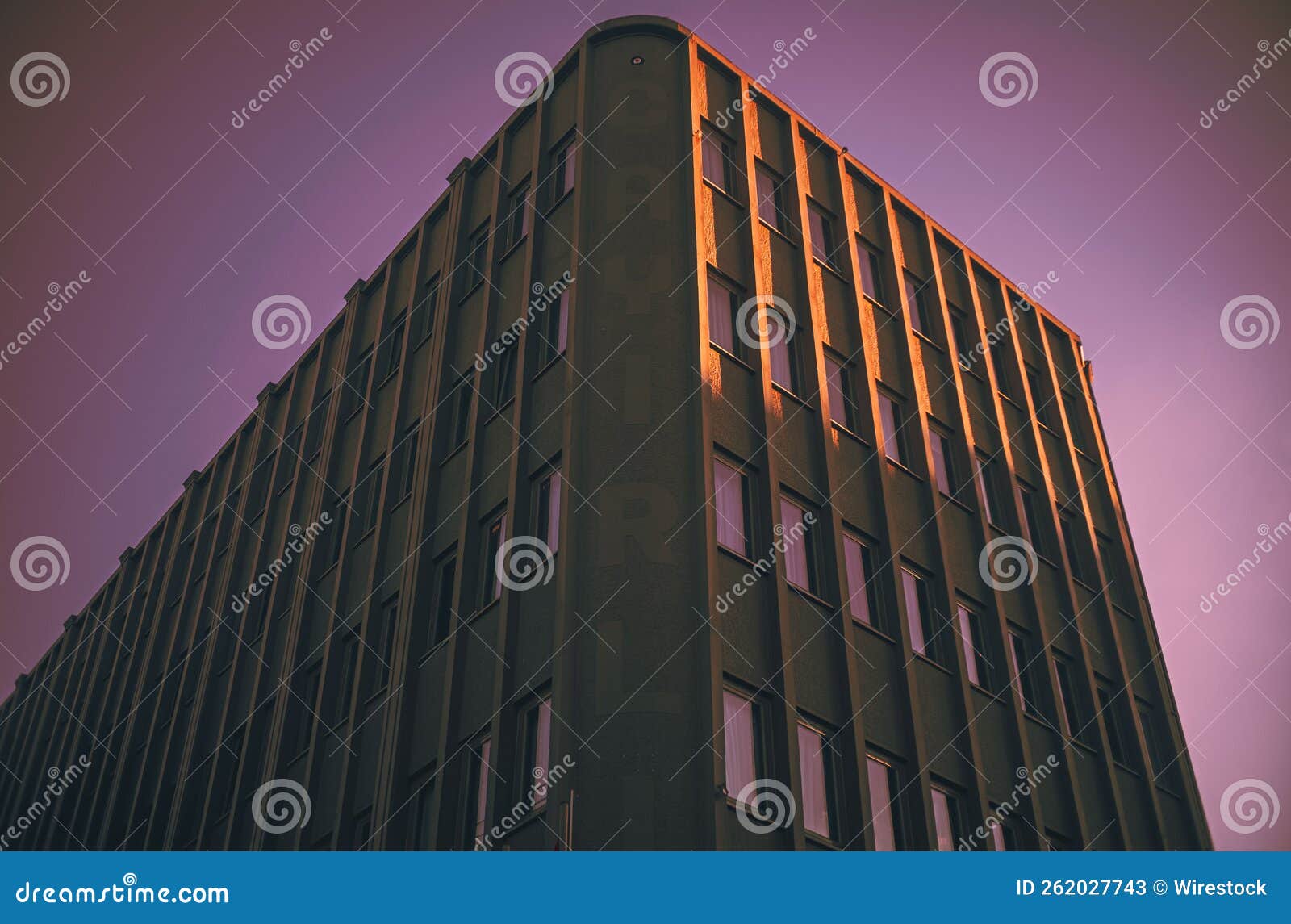 Gran Edificio Con Ventanas De Cristal En Estambul Bajo La Luz Del Sol Foto de archivo editorial ...