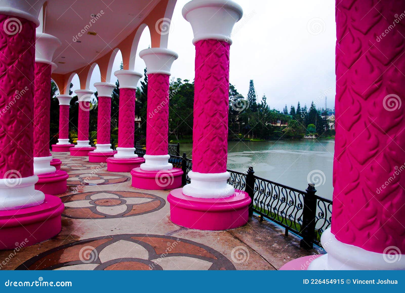 Gran Edificio De Color Rosa Imagen de archivo - Imagen de palacio, arco ...