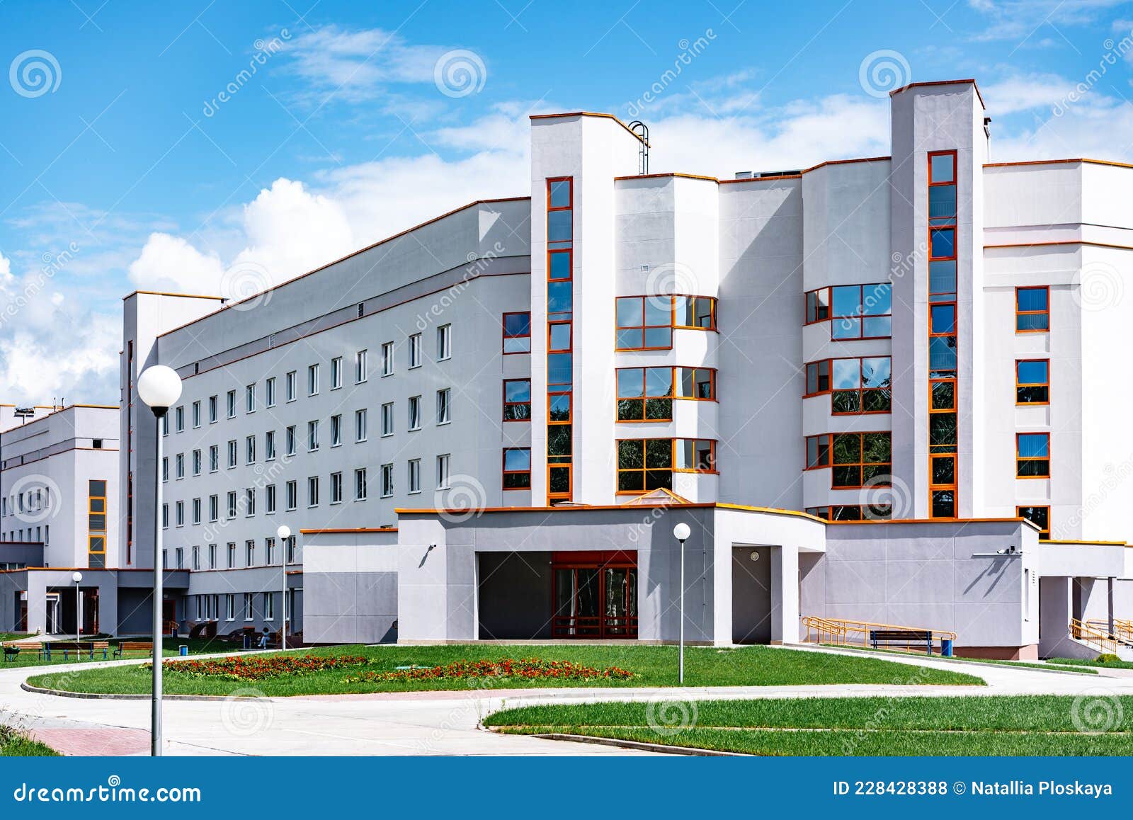 Gran Edificio Moderno De Tipo Hospital. Foto de archivo - Imagen de ...