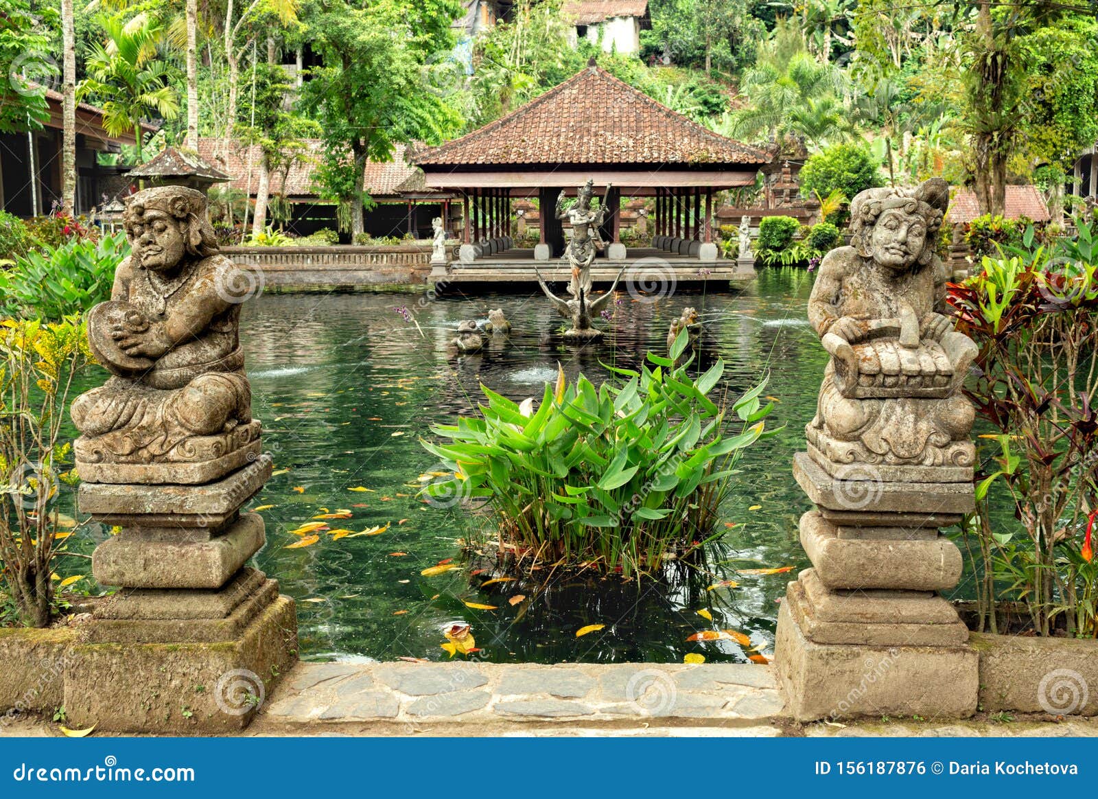 Gran Estanque Rectangular En El Templo Gunung Kawi Sebatu Foto de ...