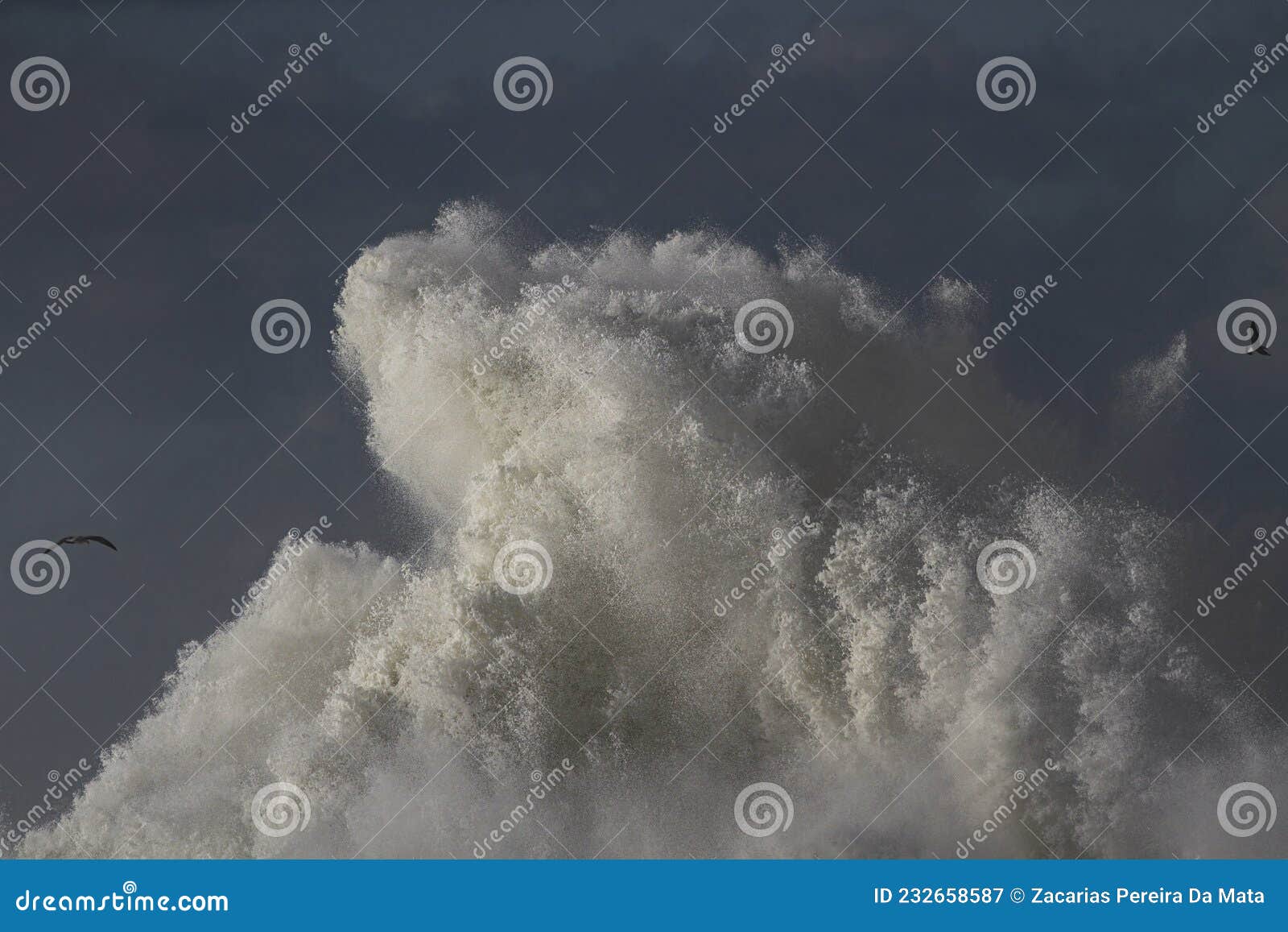 Gran ola de tormenta imagen de archivo. Imagen de enorme - 232658587