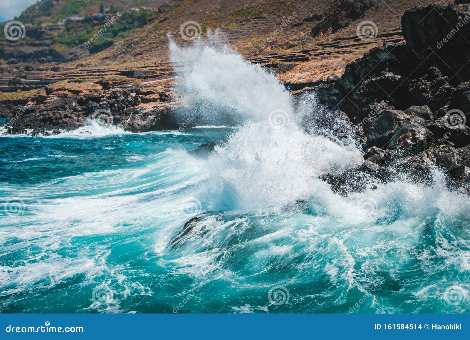 Gran Ola Salpicada De Olas Rocosas En La Orilla Golpean Rocas En La ...