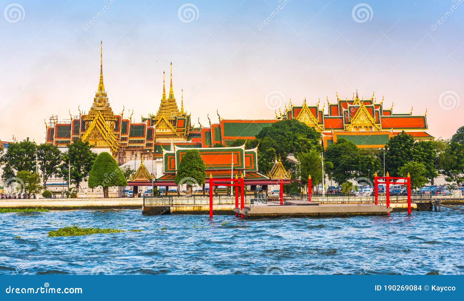 Gran Palacio En Bangkok Tailandia Visto Desde El Río Chao Phraya Foto