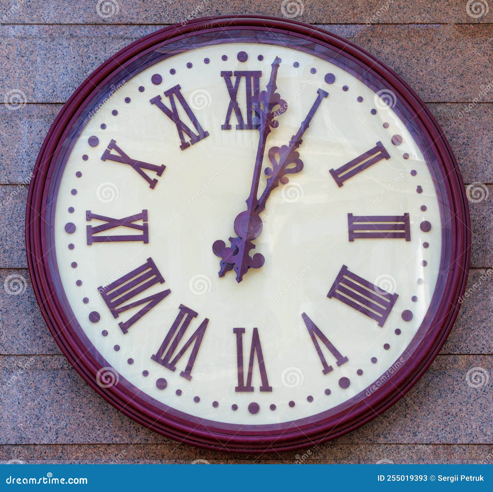 Gran Reloj Circular En La Fachada De Granito De La Casa Imagen de ...