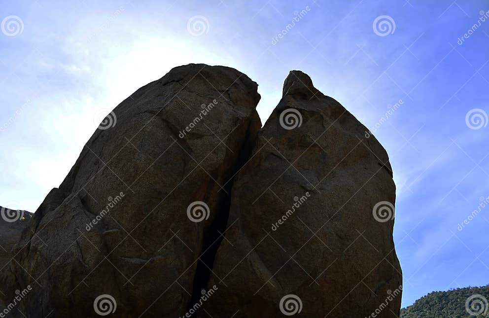 Gran Roca Dividida En Dos Con Sol Imagen de archivo - Imagen de roca ...
