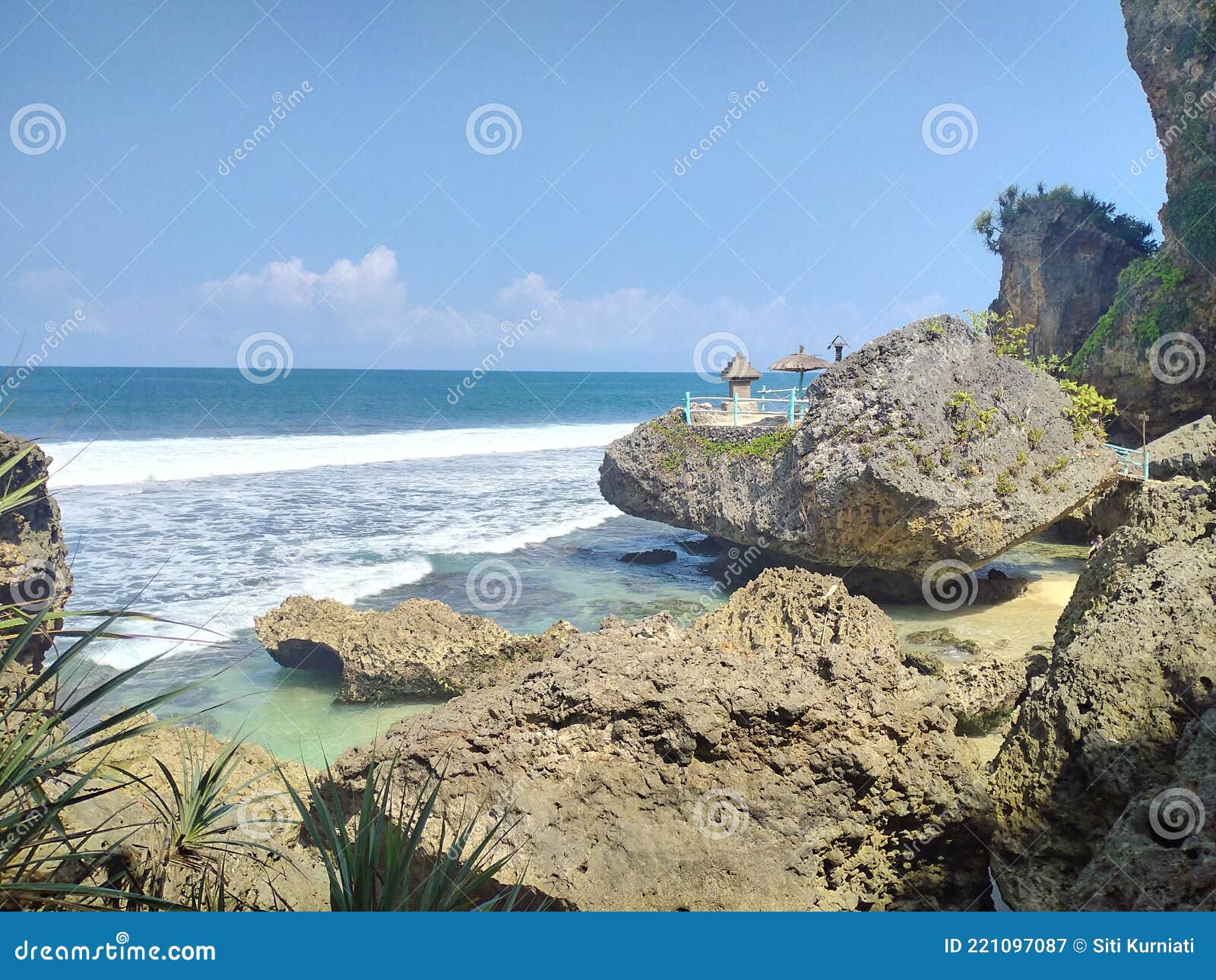 Gran roca en la playa imagen de archivo. Imagen de costa - 221097087