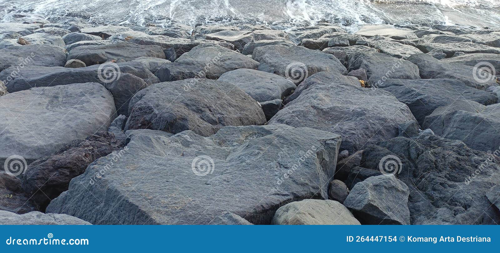 Gran Roca Rompeolas En La Playa Foto de archivo - Imagen de cauce ...