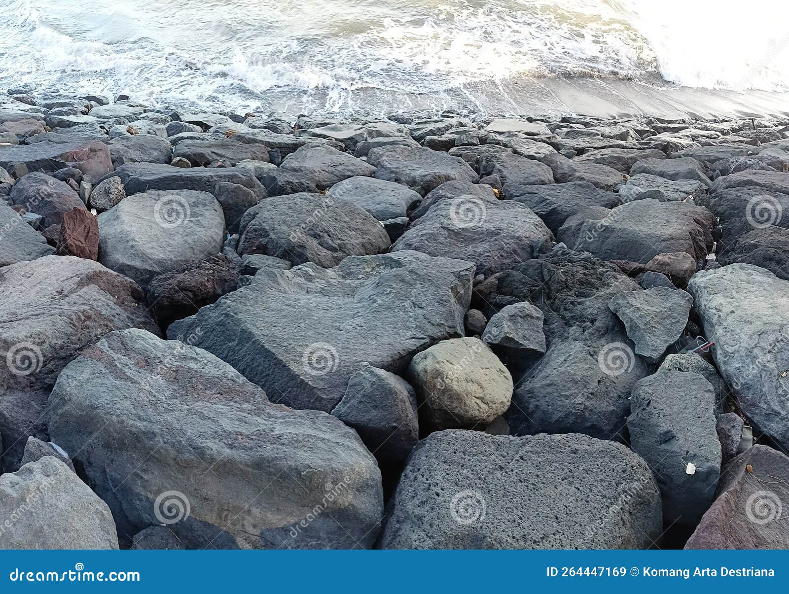 Gran Roca Rompeolas En La Playa Imagen de archivo - Imagen de suelo ...