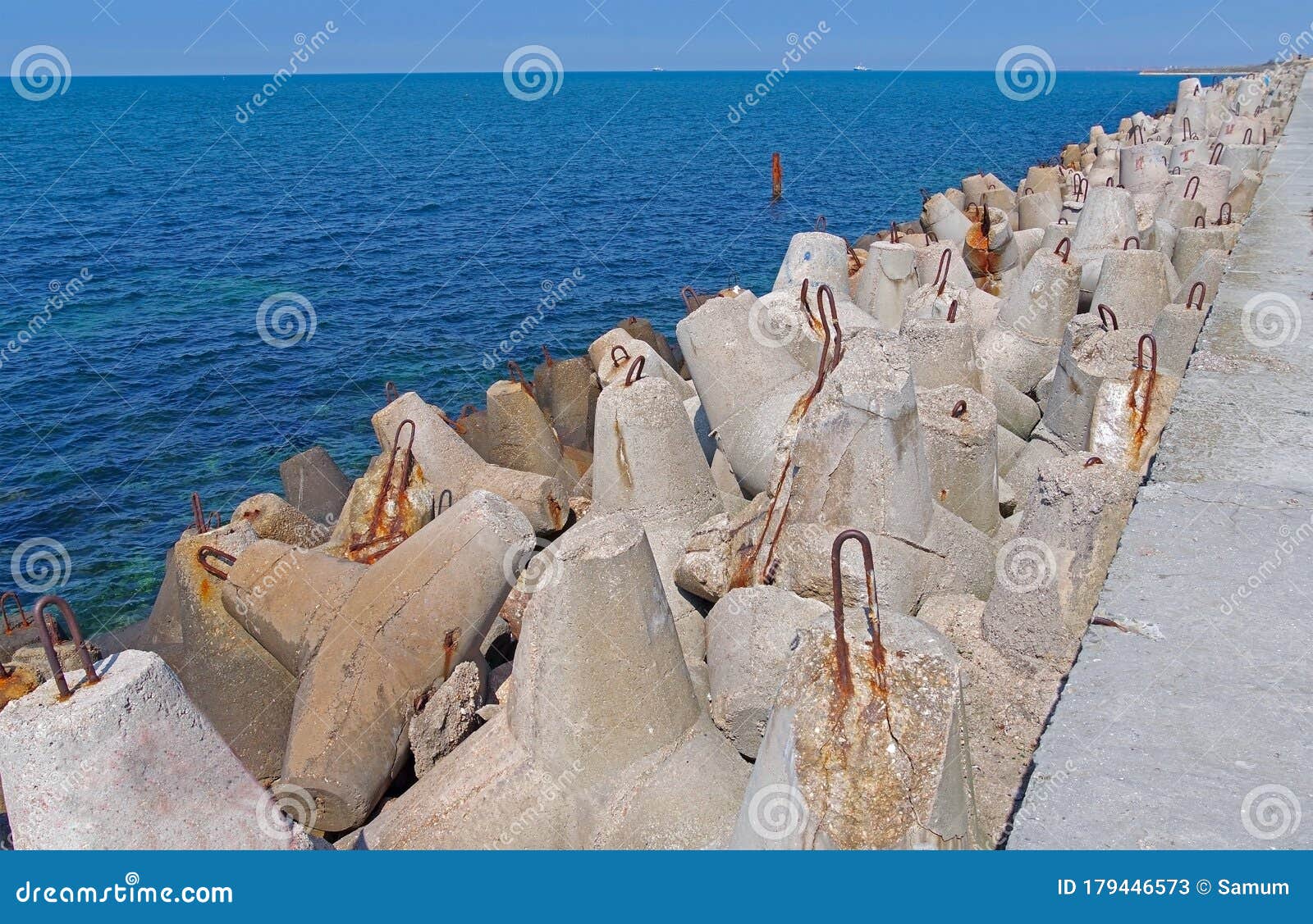 Gran rompeolas en el mar imagen de archivo. Imagen de cielo - 179446573