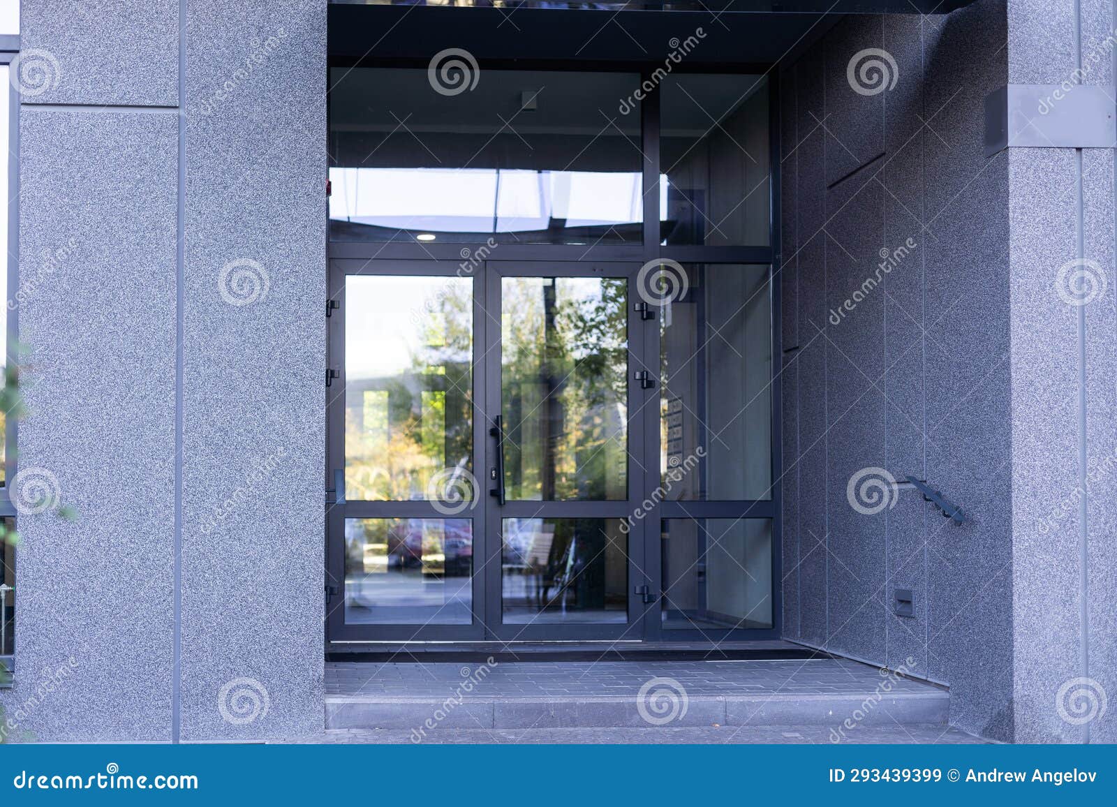 Gran Ventana Rectangular Negra En Una Fachada De Edificio De Oficinas Con Paredes De Color ...