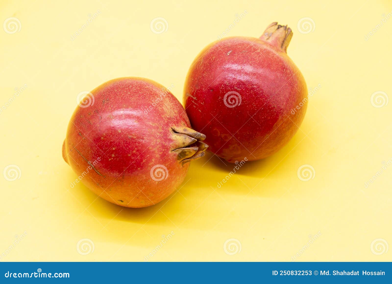 Granada Aislada En Fondo Amarillo Imagen de archivo - Imagen de granada ...