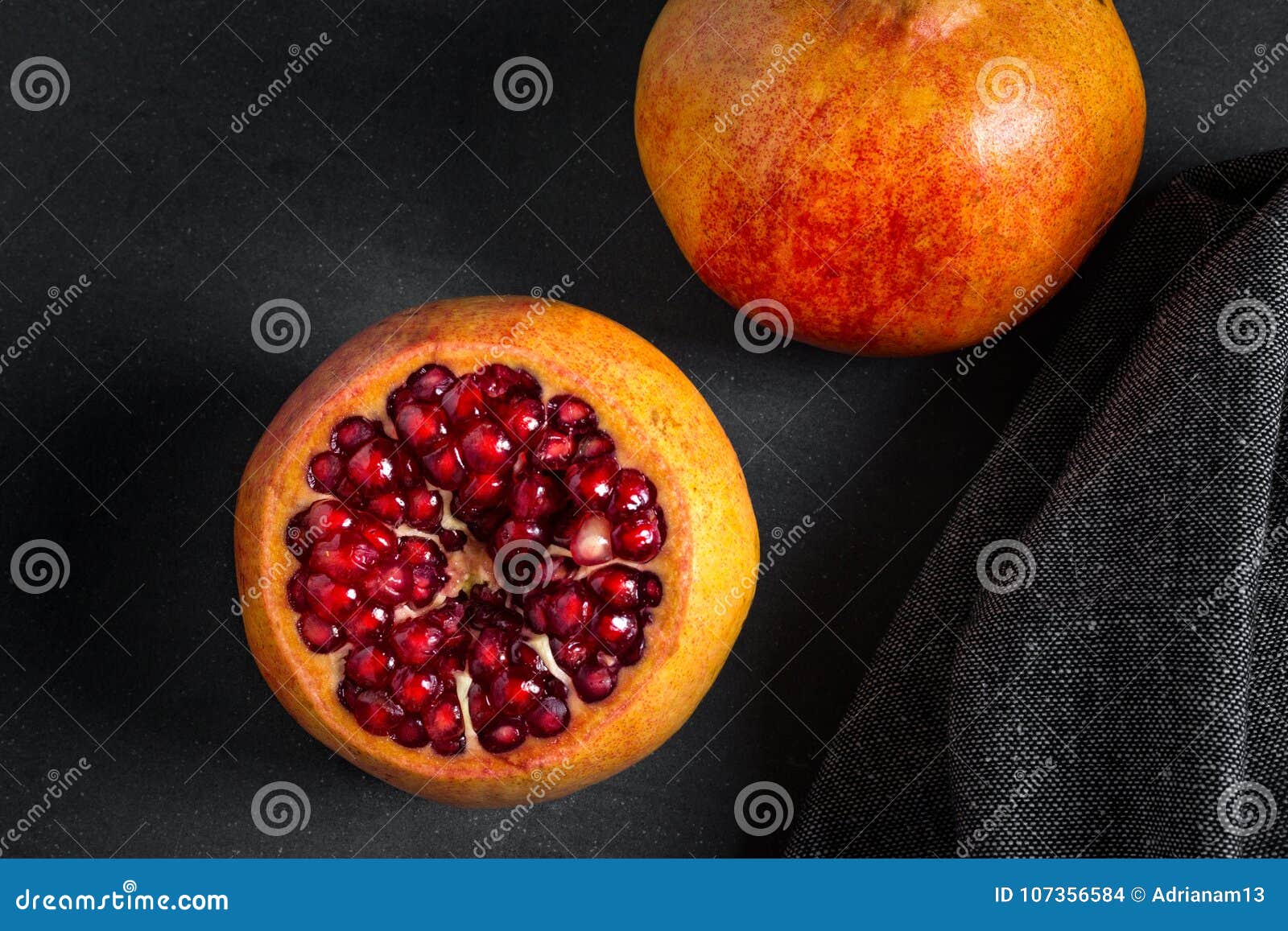 Granada Cortada Con Los Granos Rojos Jugosos Foto de archivo - Imagen ...