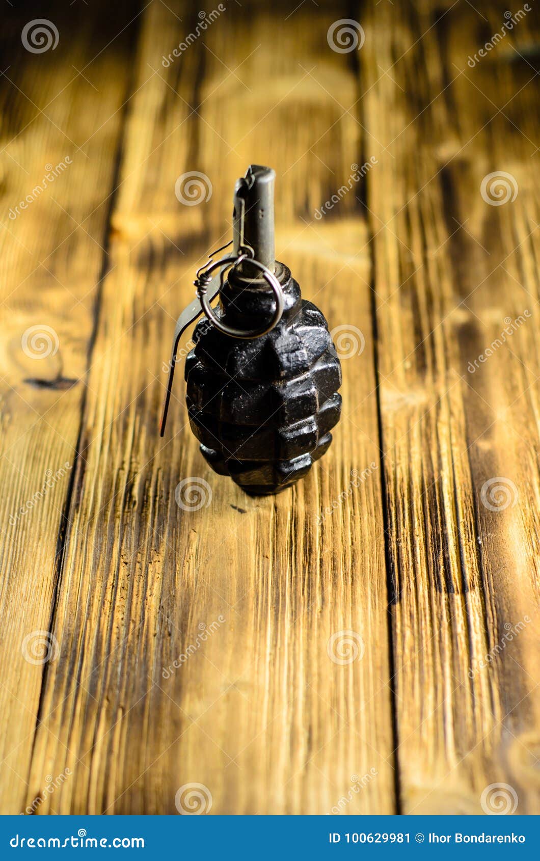 Granada De Mano Negra En Una Tabla De Madera Imagen de archivo - Imagen ...