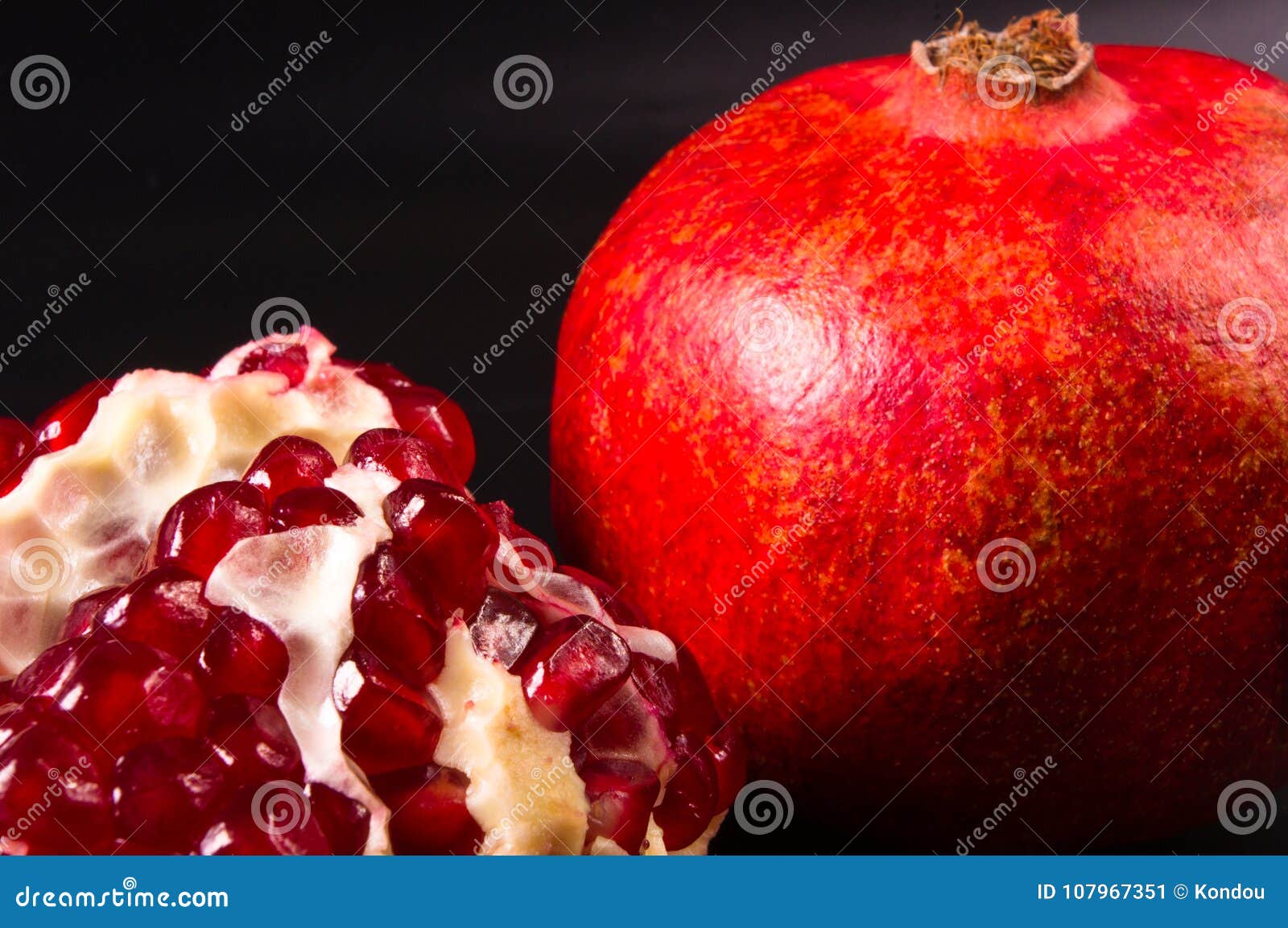Granada en fondo negro imagen de archivo. Imagen de grupo - 107967351