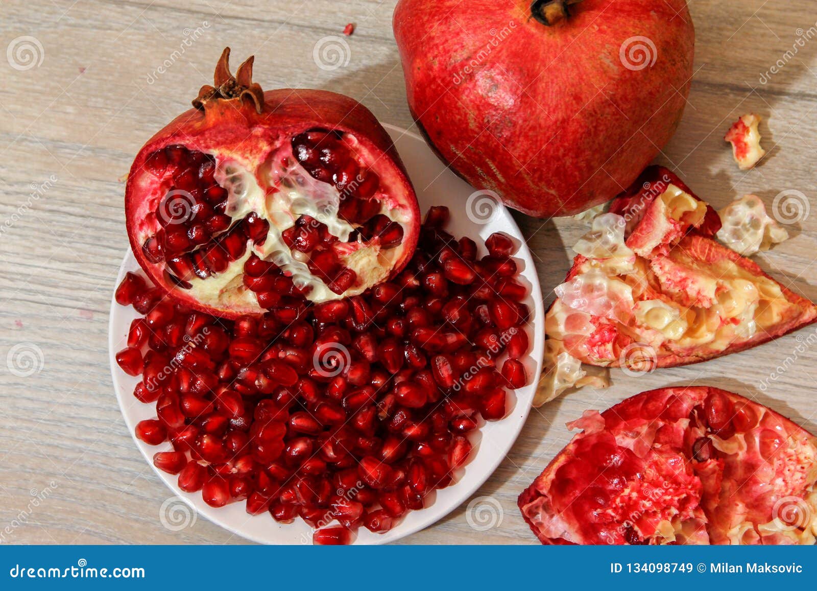 Granada Entera, Parte De Granada Y De Semillas De La Granada Imagen de ...