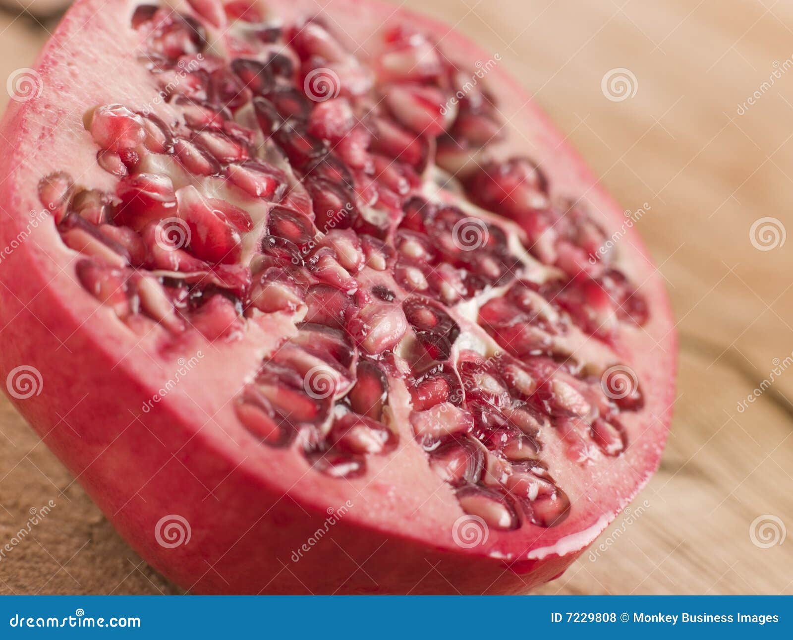 Granada Fresca Partida En Dos Foto de archivo - Imagen de imagen ...