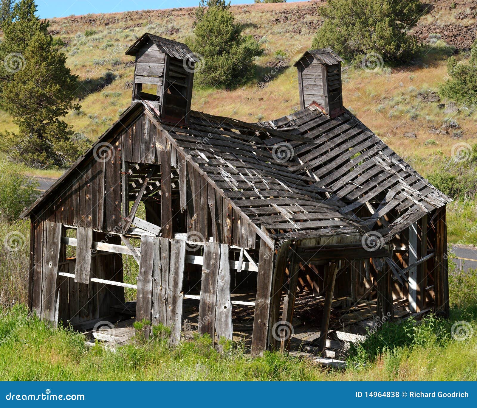 Granaio decrepito fotografia stock. Immagine di deformato - 14964838