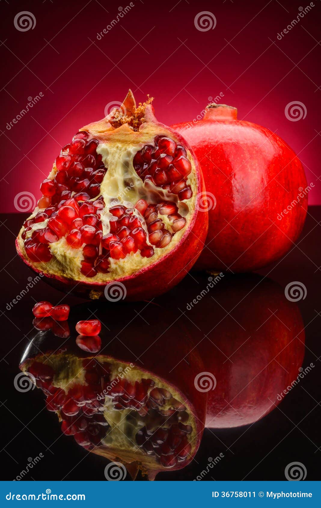 Granate En Un Fondo Rojo Oscuro Imagen de archivo - Imagen de ...