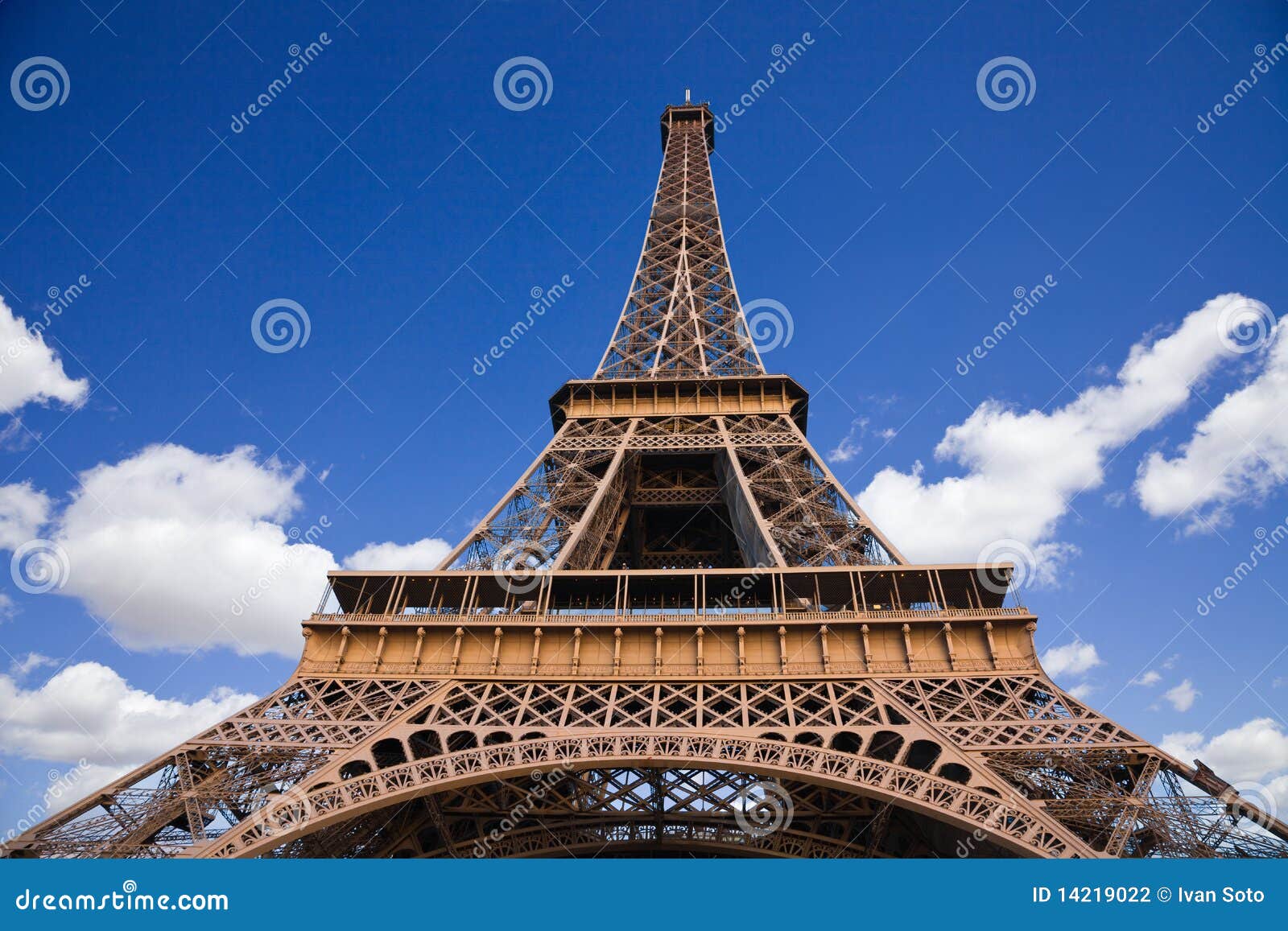 Grand-angulaire De Tour Eiffel De Dessous Photo stock - Image du photo ...