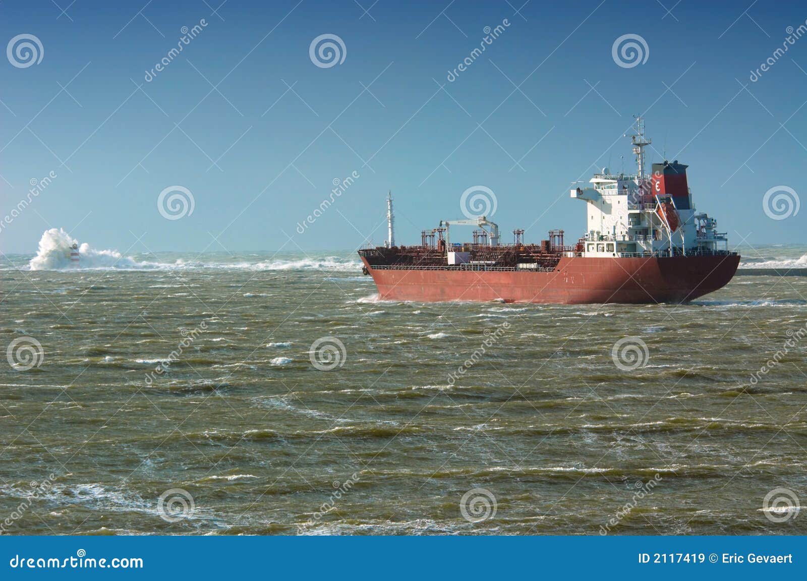 Grand bateau en mer agitée image stock. Image du lifestyle - 2117419