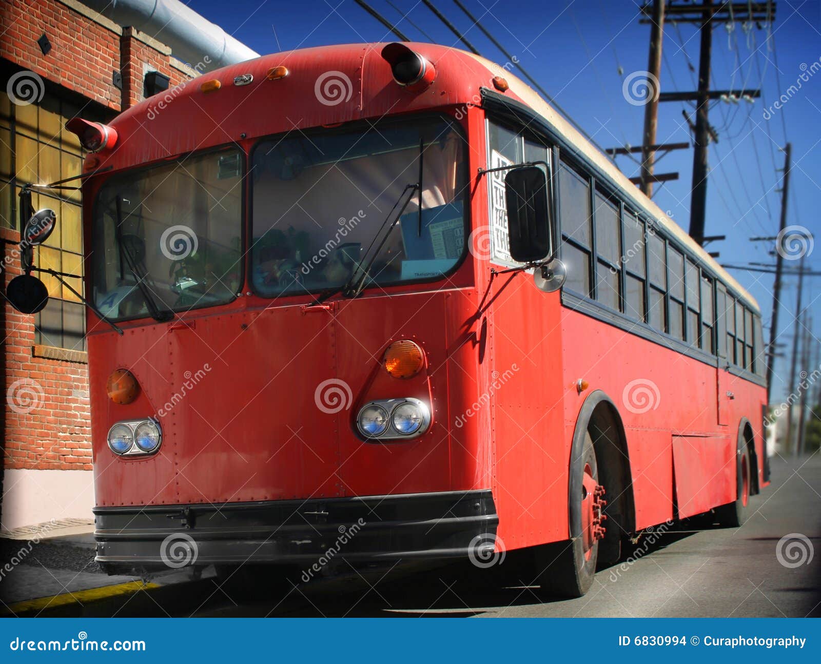 Grand bus rouge photo stock. Image du coloré, rétro, urbain - 6830994