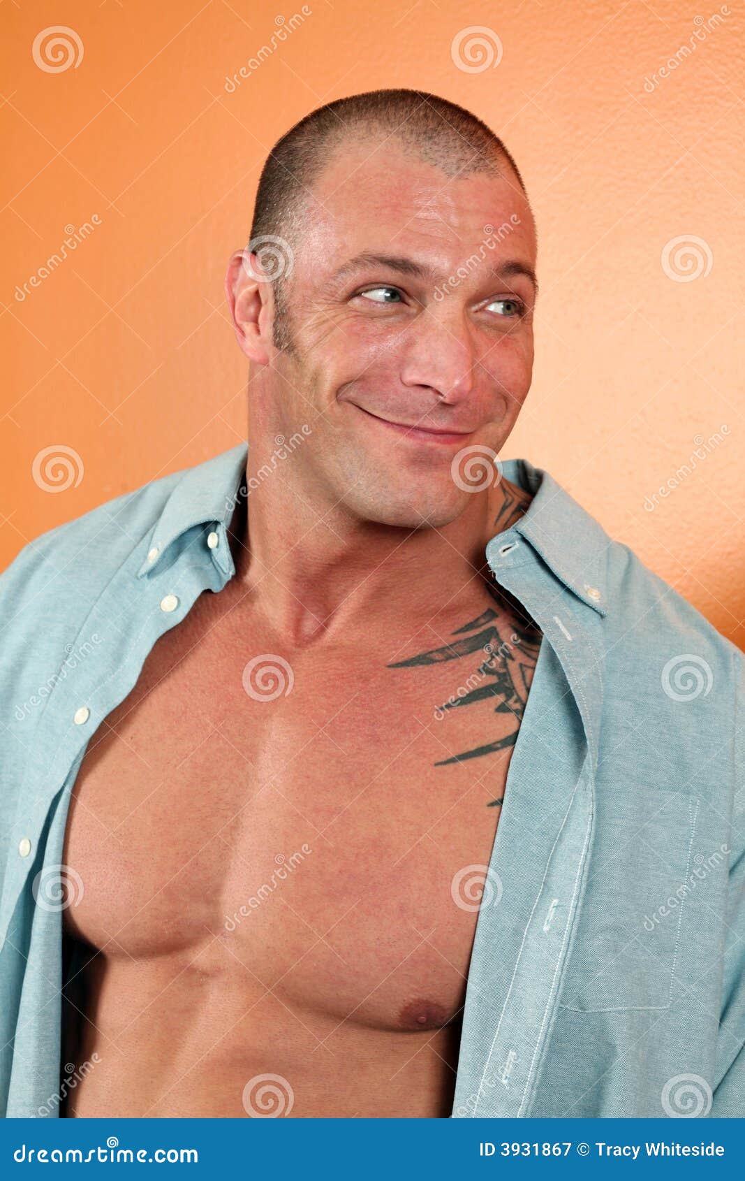 Grand homme image stock. Image du sourire, construit, muscle - 3931867