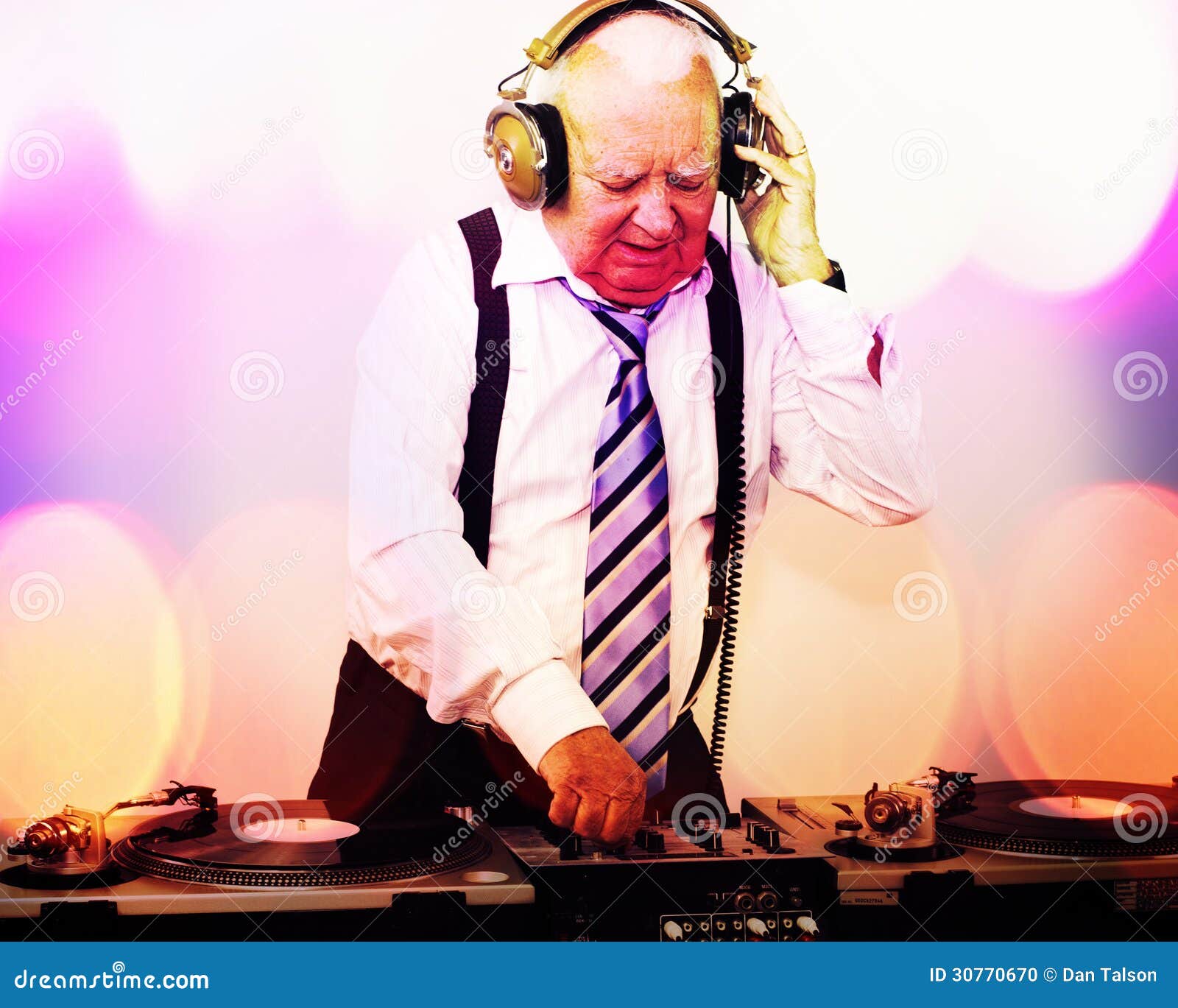 Grand-papa DJ photo stock. Image du masculin, frais, écouteurs - 30770670