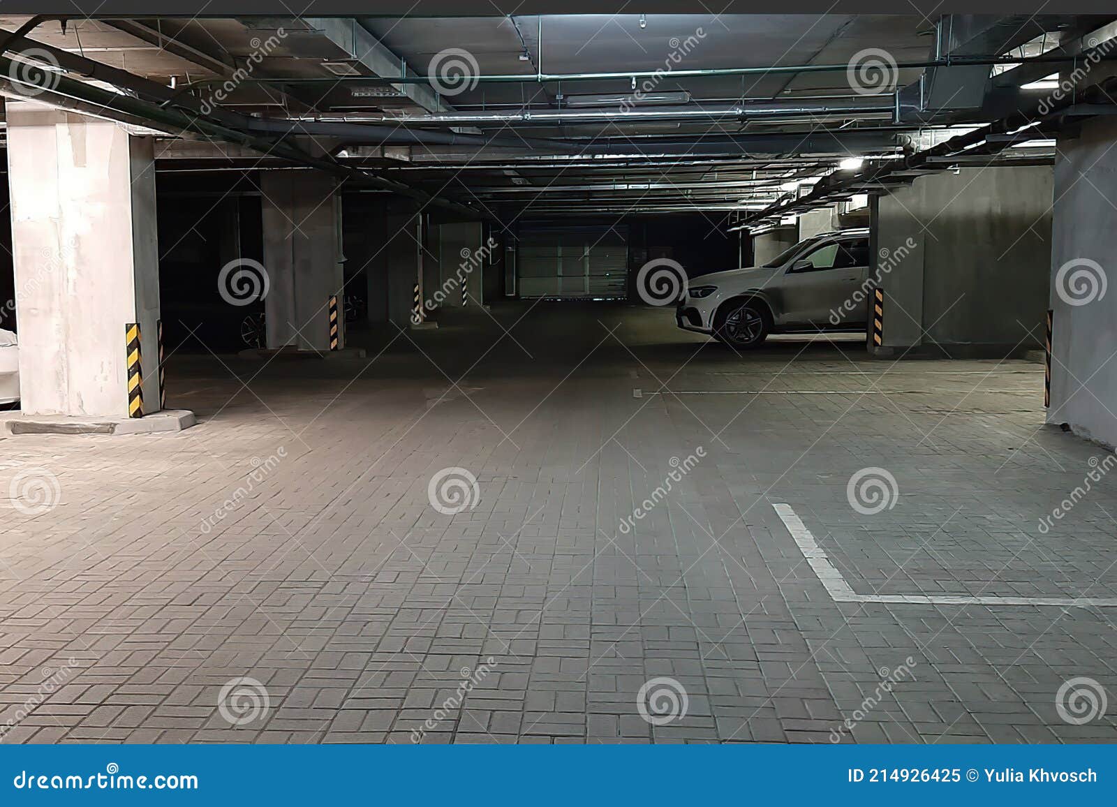 Grand Parking Souterrain Moderne Image stock - Image du garage, route ...