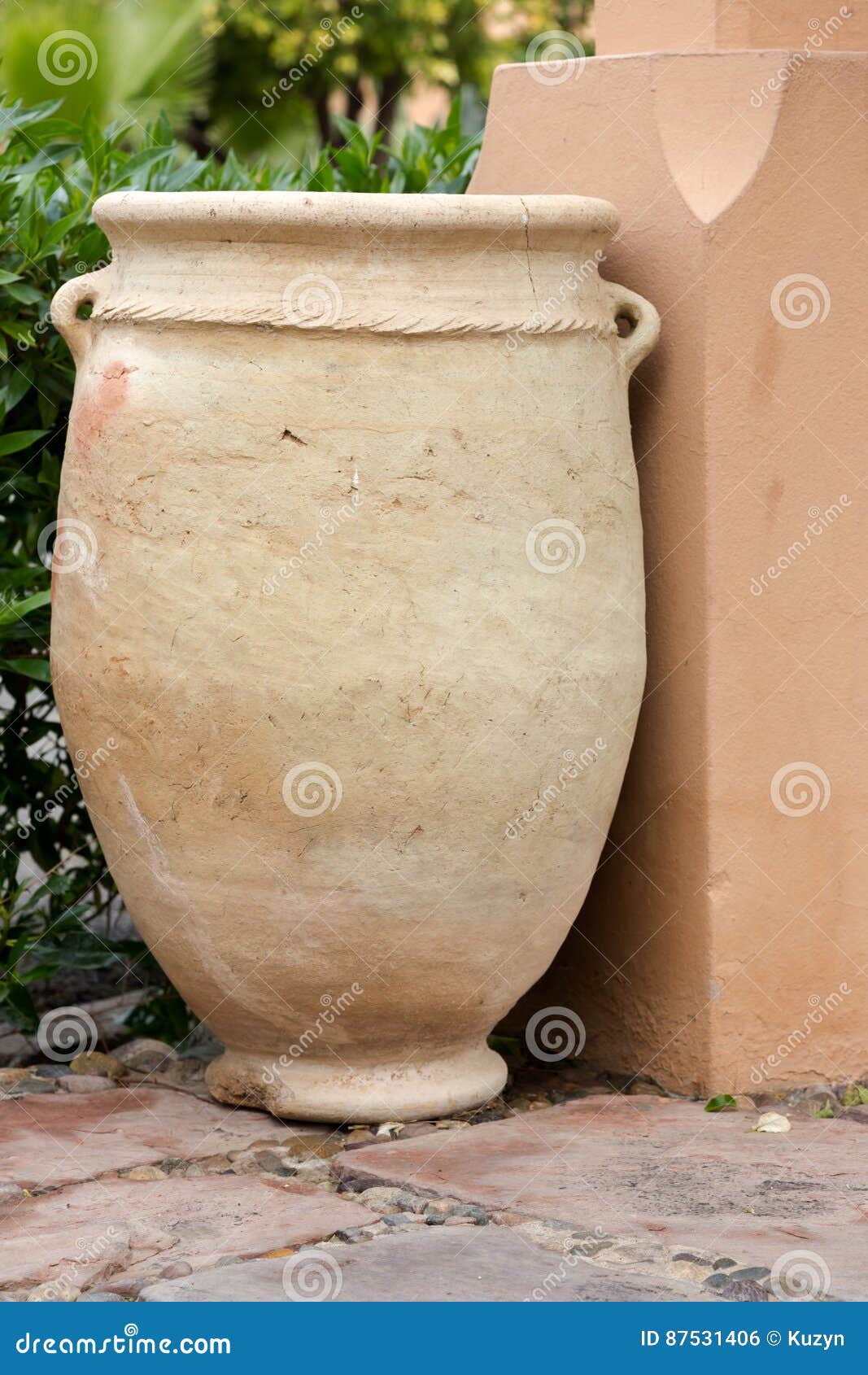 Grand Pot D'or Brun Clair D'argile De Couleur, Pot De Fleur Photo stock ...