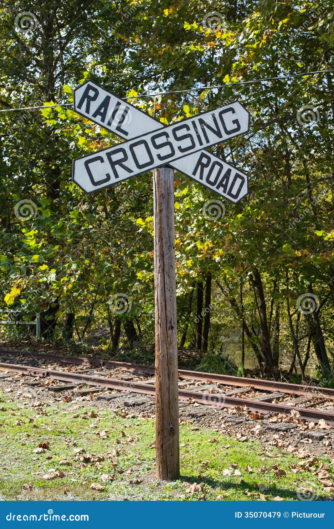 Grand Signe De Croisement De Chemin De Fer Image stock - Image du ...