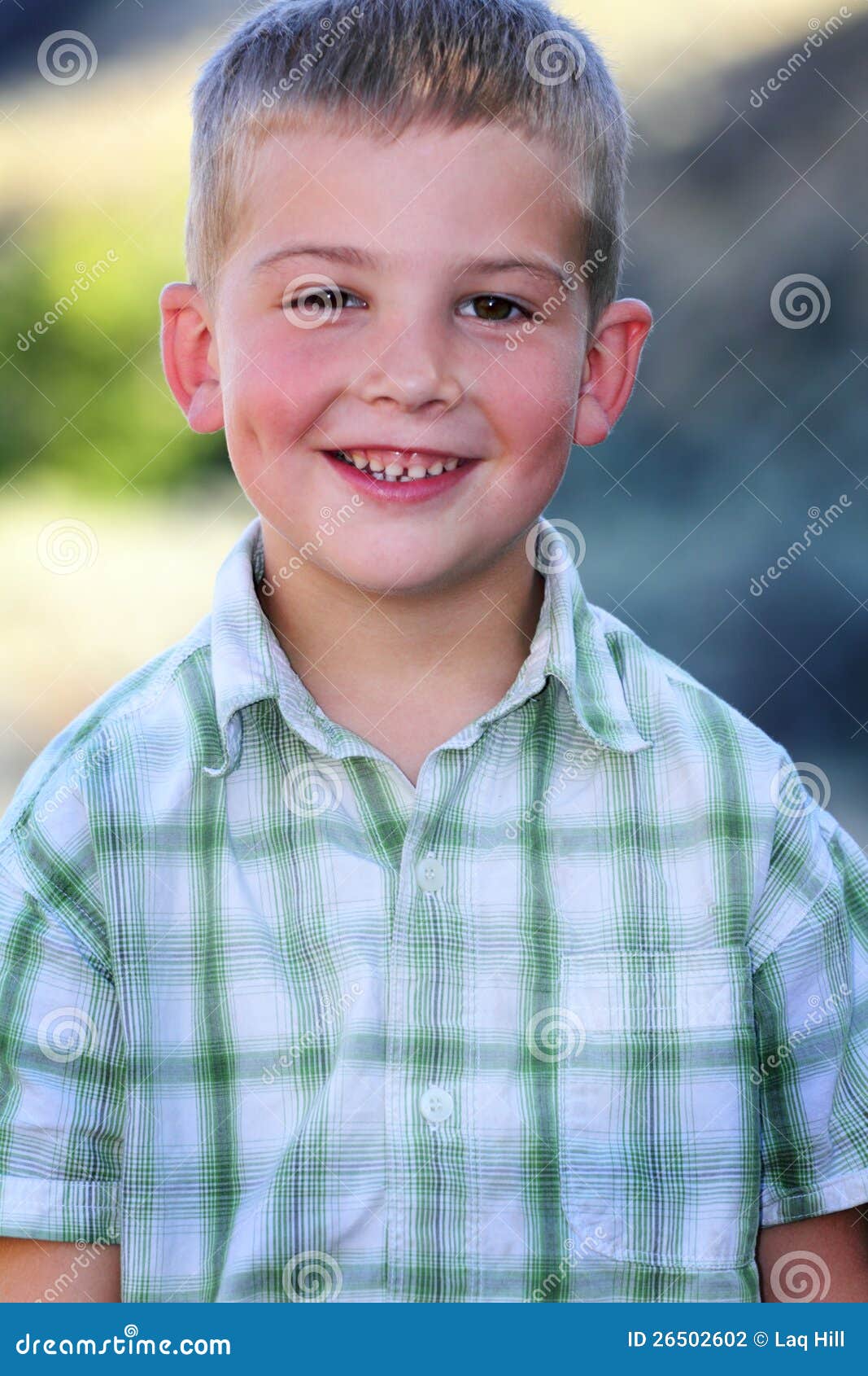 Grand Sourire Avec Des Bosses Photo stock - Image du pureté, énorme ...