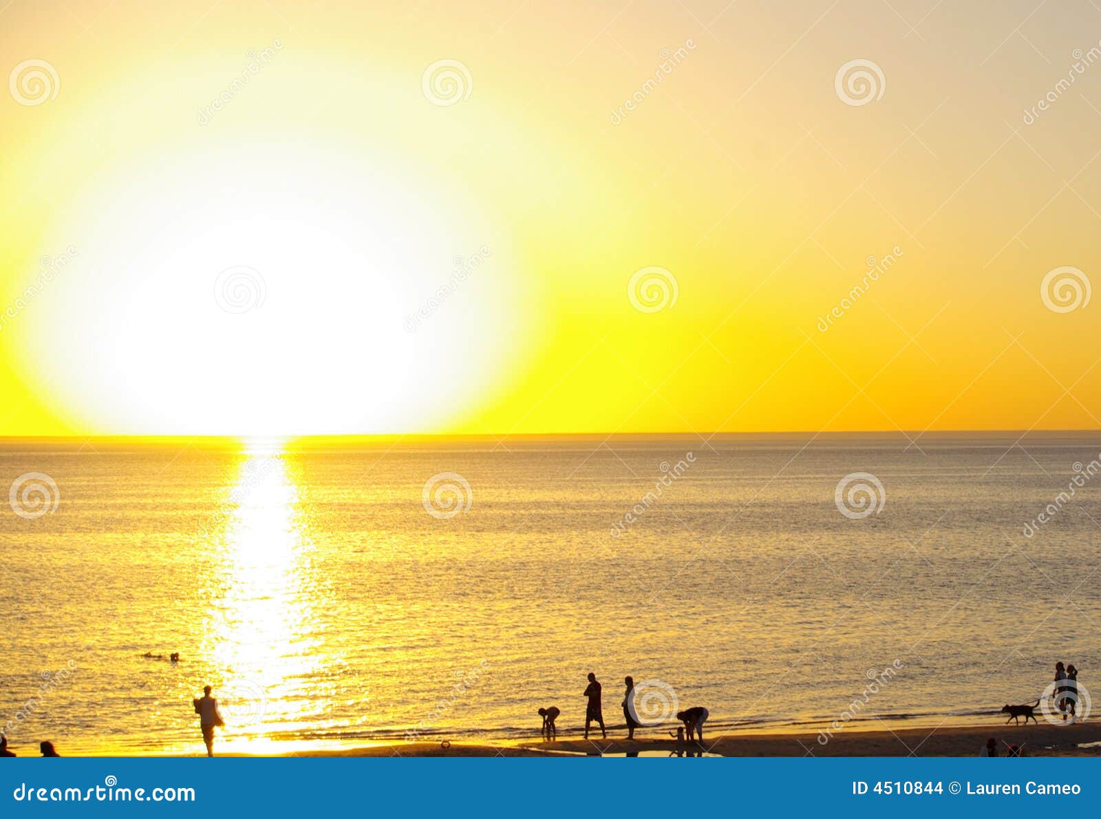 Grand Sun, plage de Henley photo stock. Image du lueur - 4510844