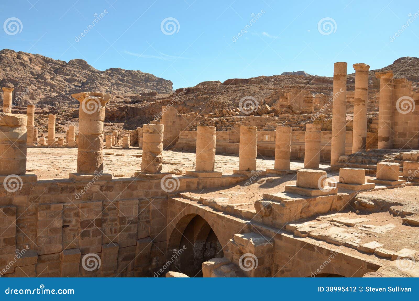 Grand temple, PETRA photo stock. Image du temple, antique - 38995412